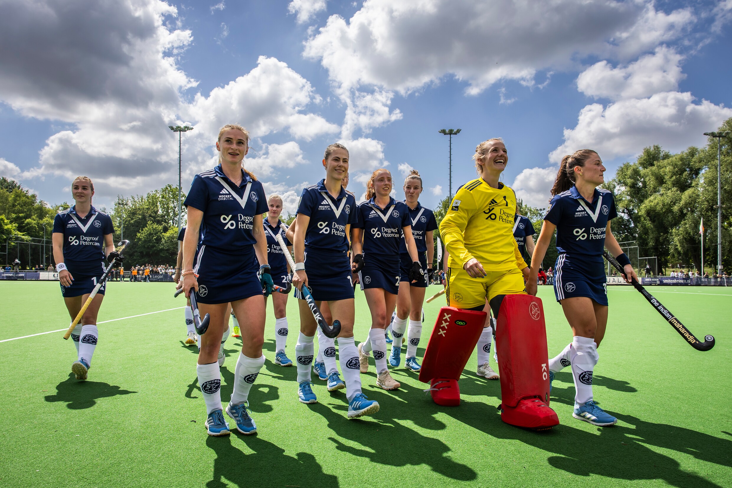 Dames 1 van Pinoké mede door eigen sisterhood voor het eerst in play ...