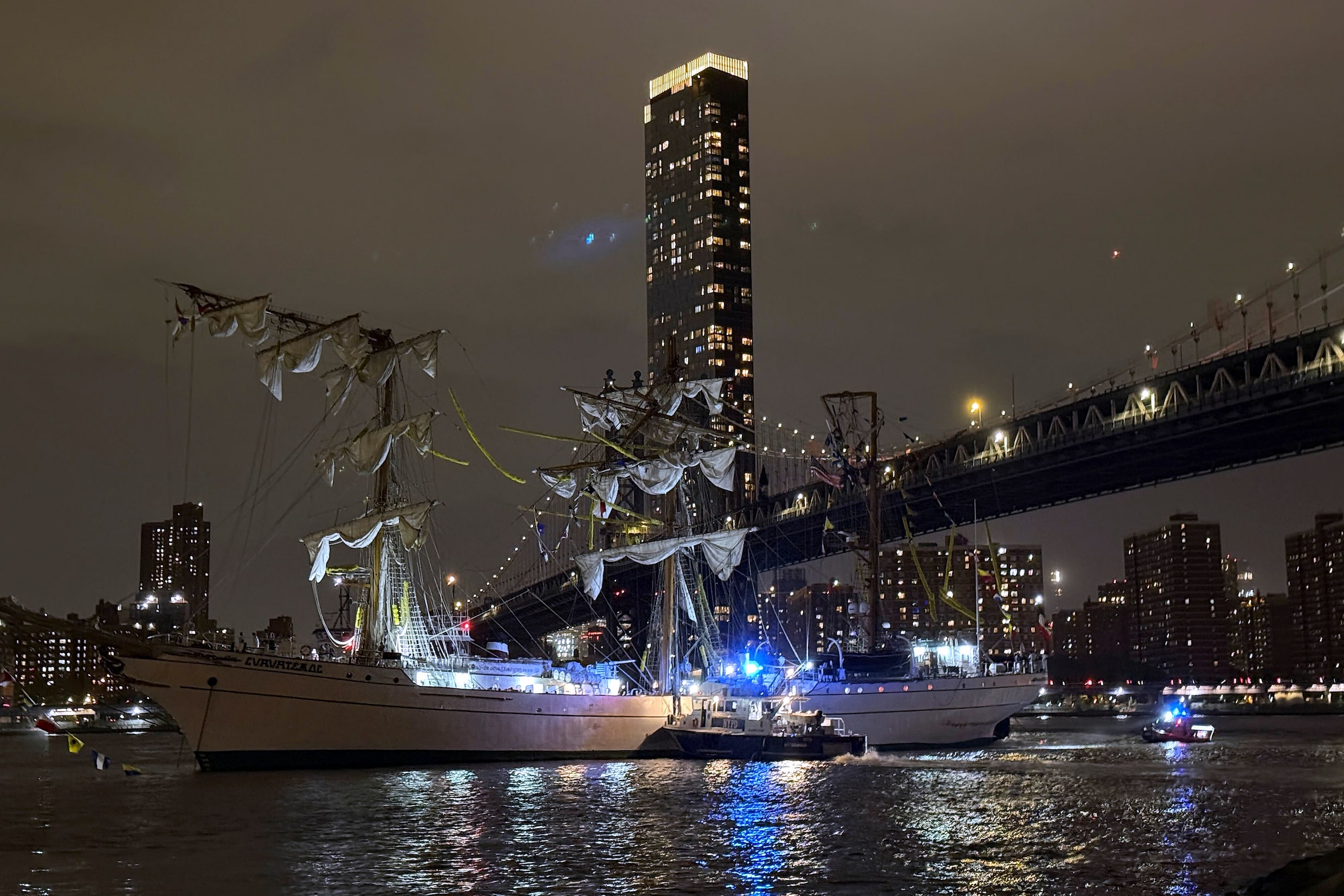 Mexicaans zeilschip vaart tegen iconische Brooklyn Bridge in New York, twee doden | Het Parool