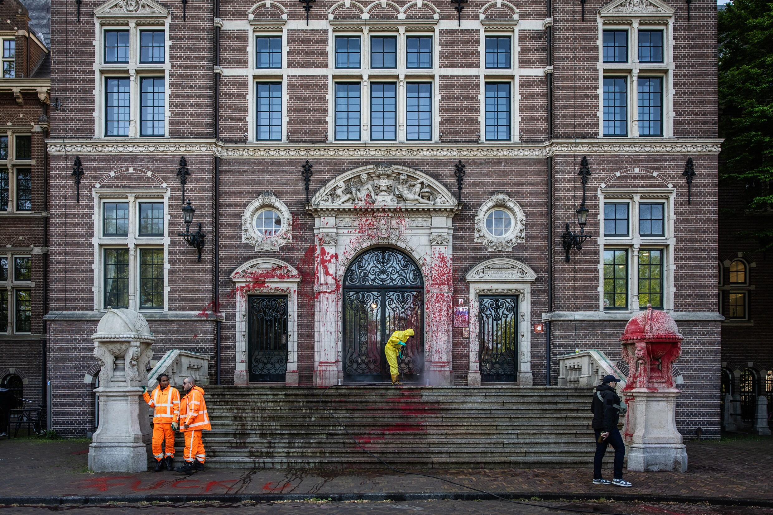 Pro-Palestijnse demonstraties bij Tropeninstituut rondom Cidi-symposium, KIT-gebouw beklad met ...