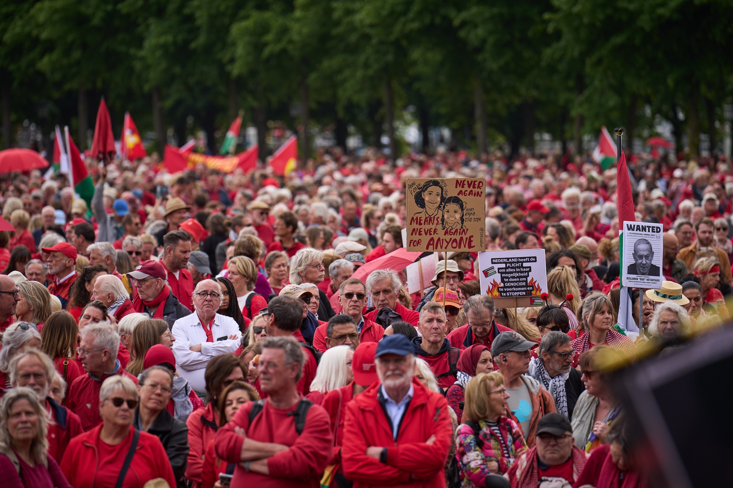 100.000 demonstranten trekken menselijke ‘rode lijn’ in Den Haag tegen ...