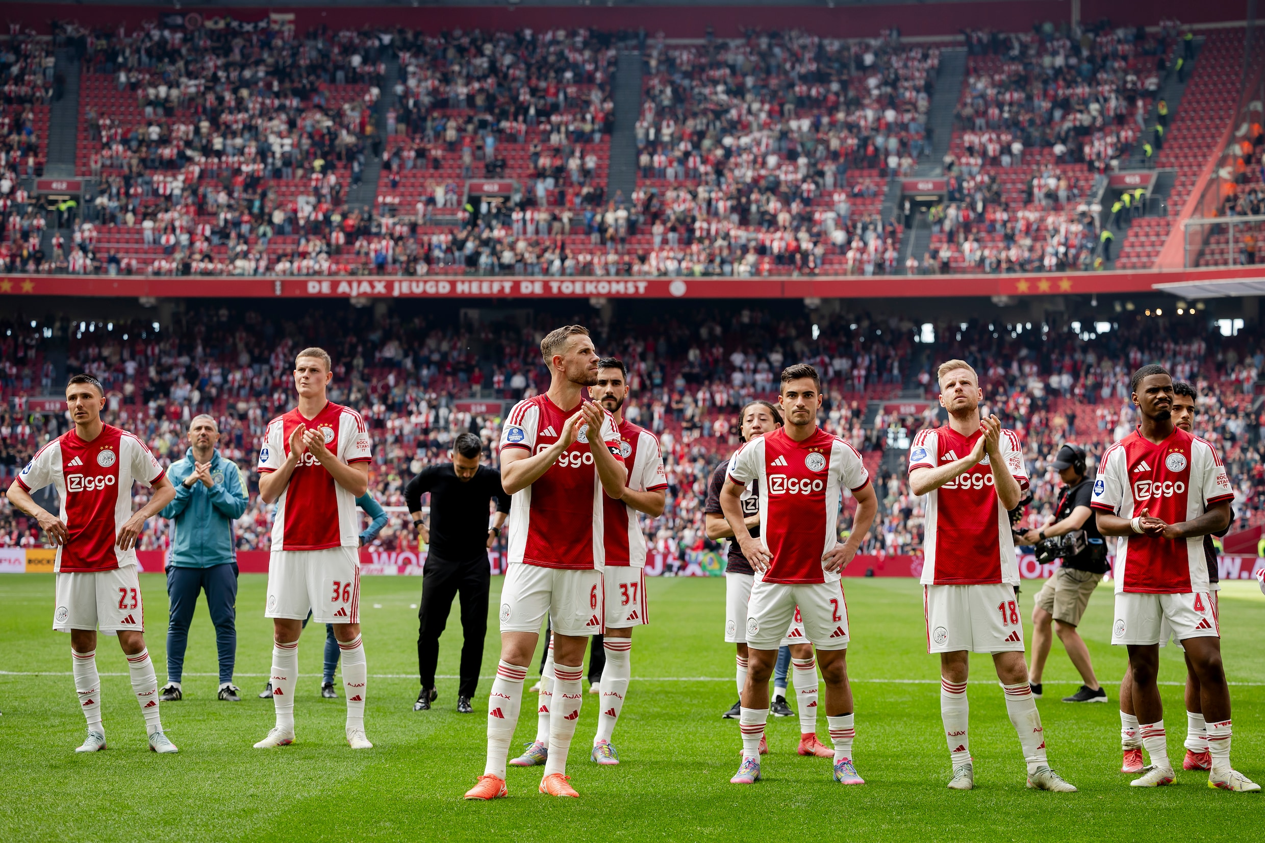 Tranen bij Farioli na gemiste landstitel Ajax: ‘De band met deze ...