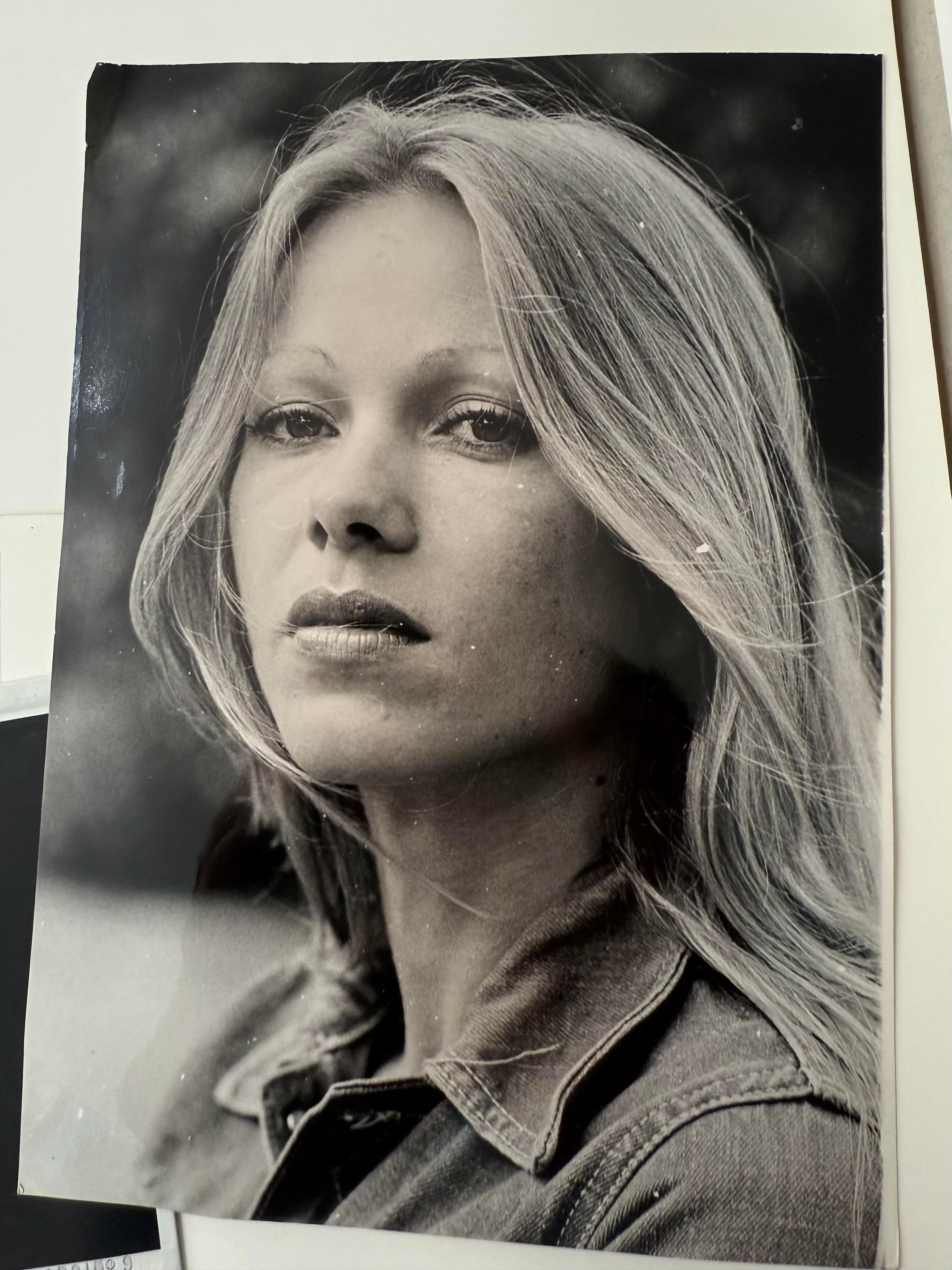 Jantine Koornstra (1947-2025): een rebels ‘flowerpowermeisje’ met een ...