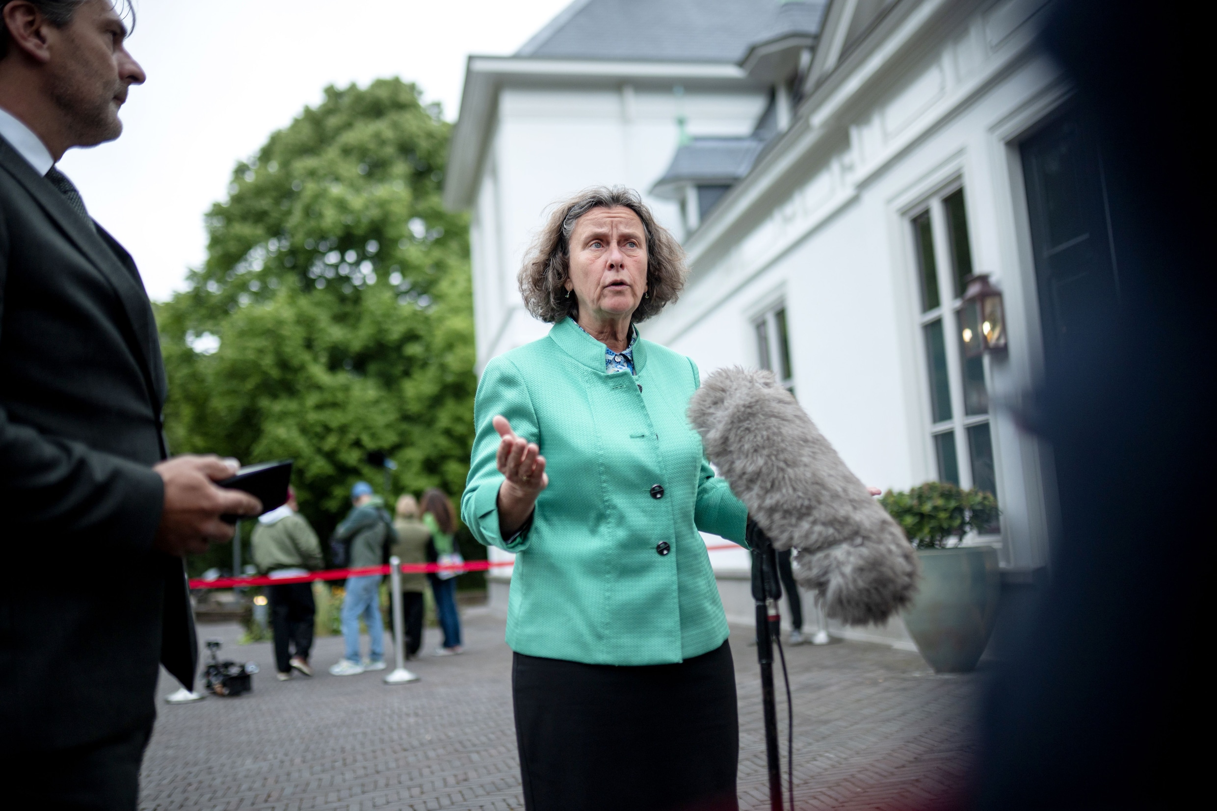 Minister Faber fel op coalitiegenoten: NSC ‘leeft in een papieren ...