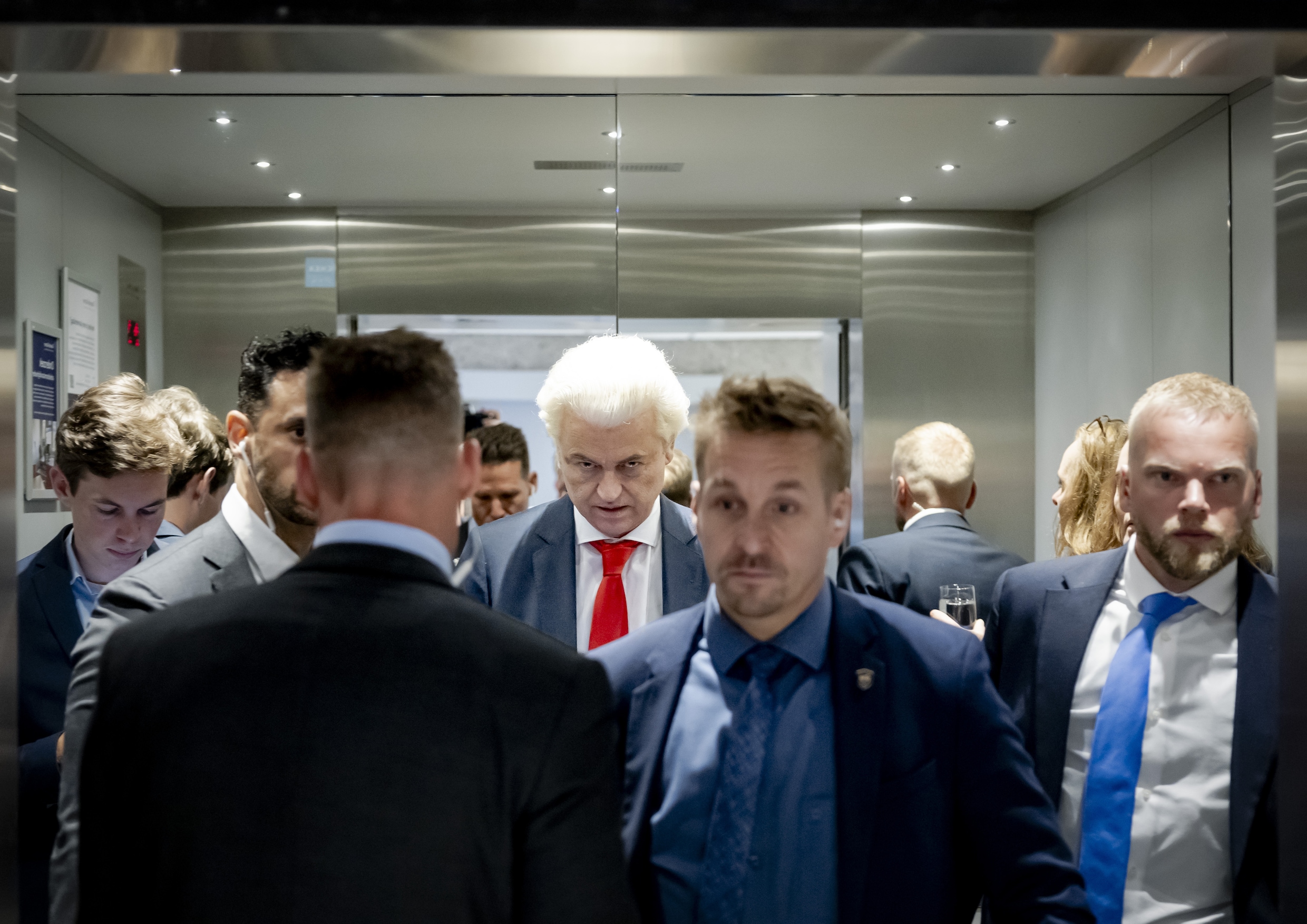 Op zijn werkkamer springt Geert Wilders uit zijn vel: ‘Jij moet altijd ...