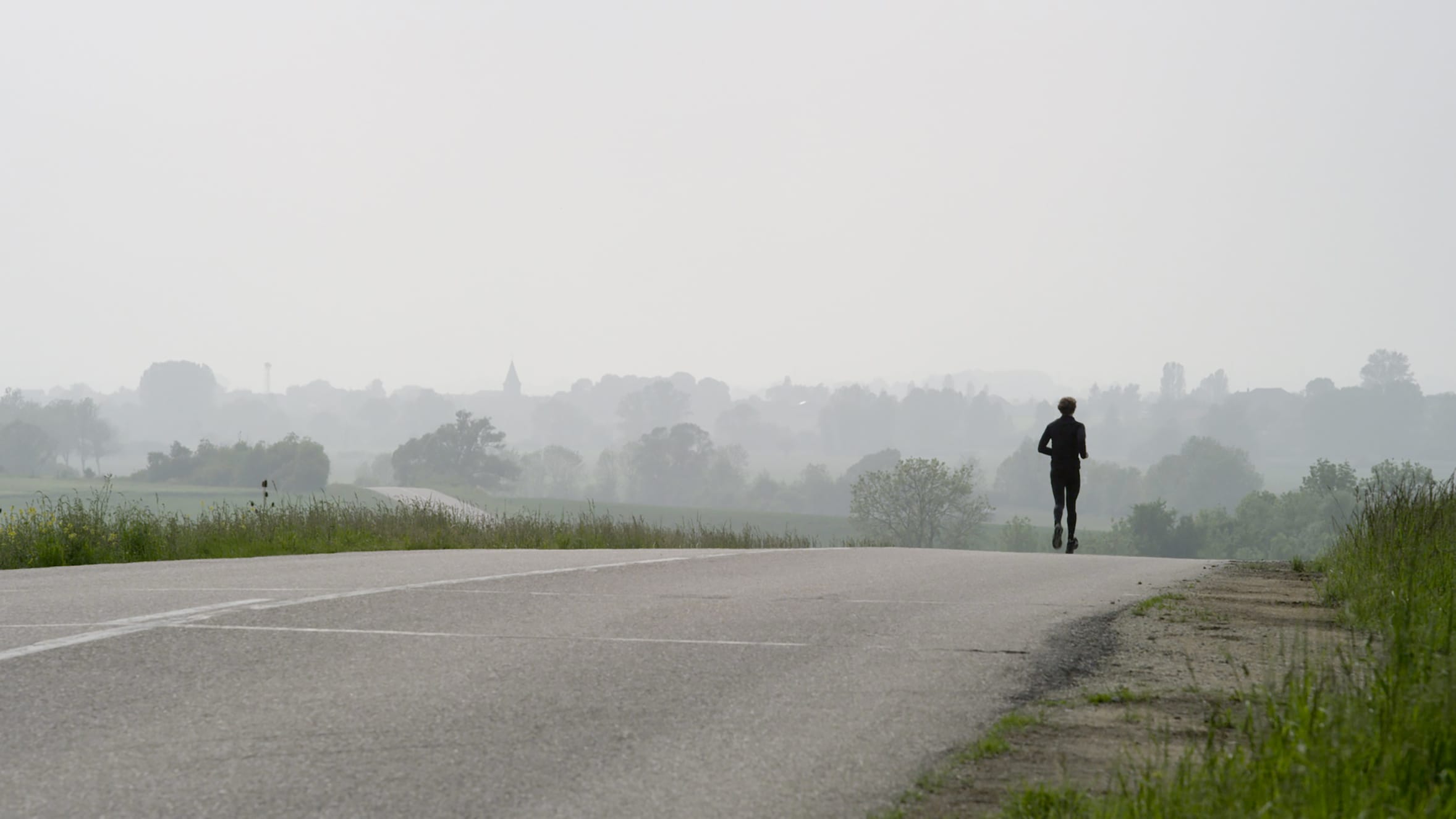 Kunstenaar Guido van der Werve rent zaterdag 45 rondjes om Forteiland ...