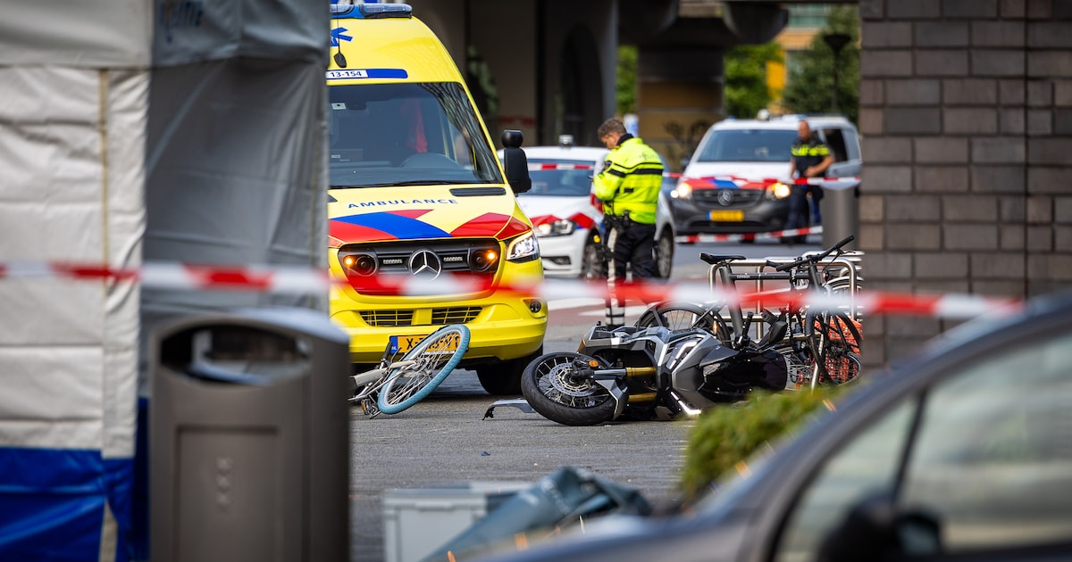 Man op motorscooter omgekomen bij aanrijding met taxi op Pieter ...