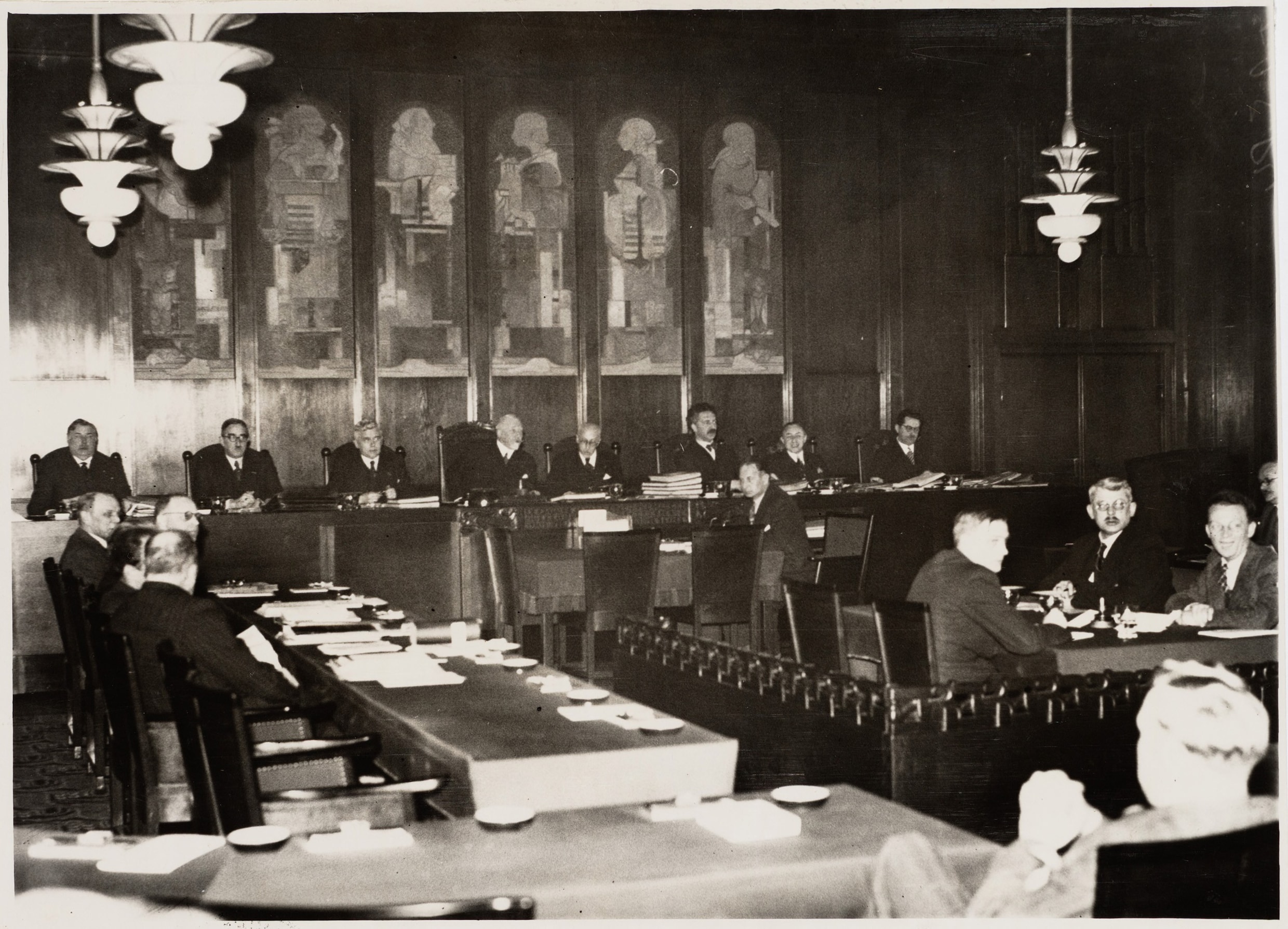 ‘Geen protest, geen ophef’: Amsterdamse gemeenteraadsleden herdenken ...