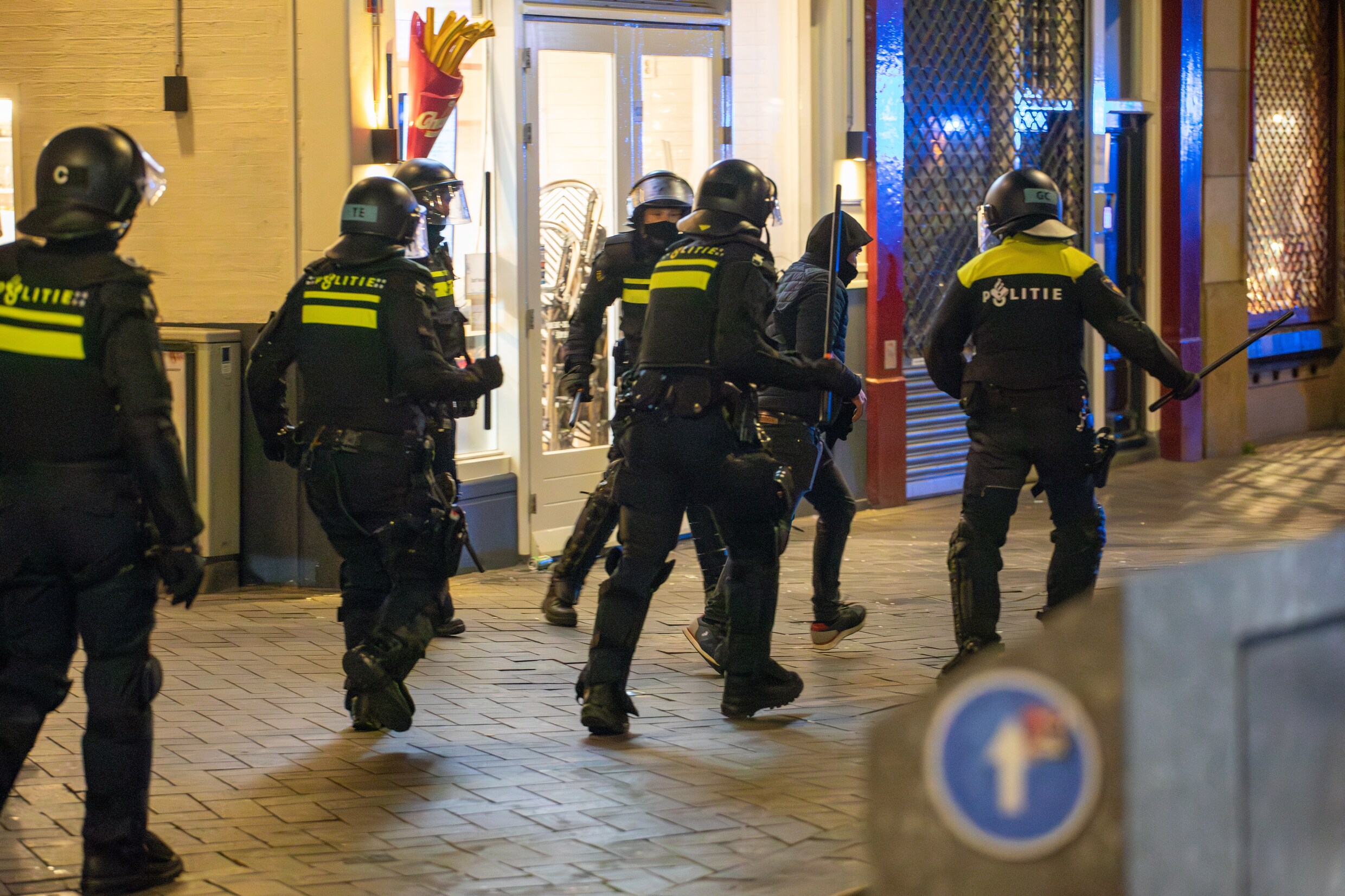 Inspectie: ‘flitsaanvallen’ rond Ajax-Maccabi overrompelden politie ...