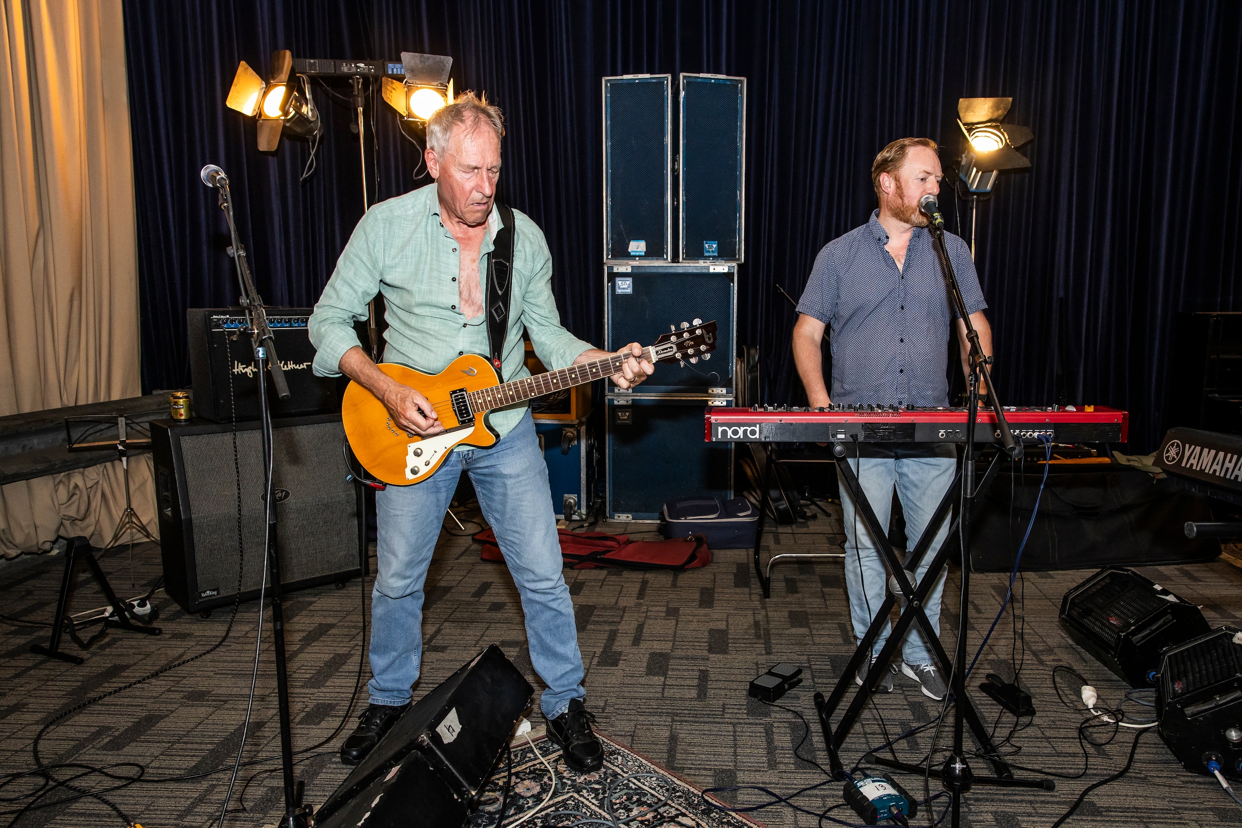 De Amsterdamse band Lui Paard maakt zich op voor het optreden op de ...