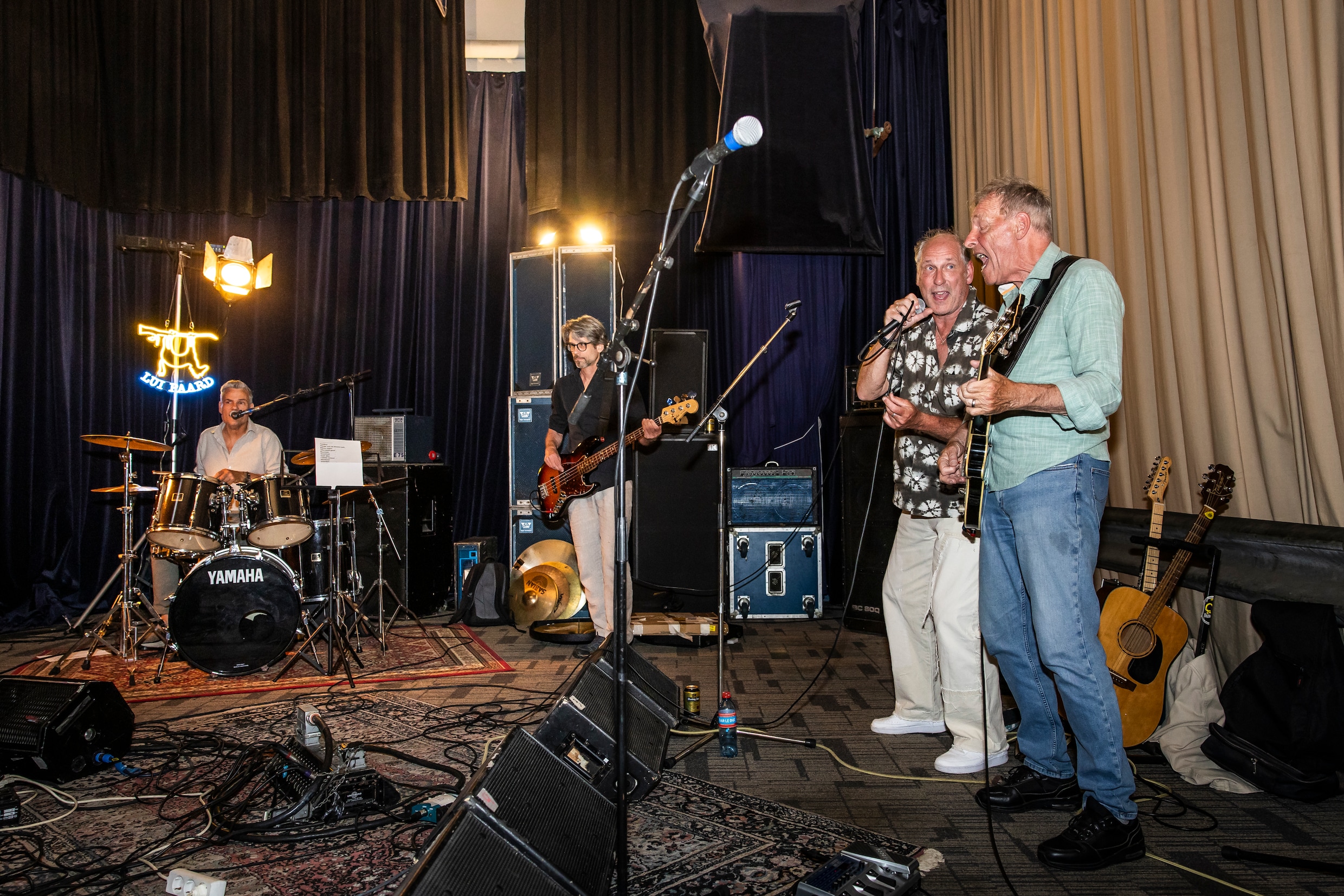 De Amsterdamse band Lui Paard maakt zich op voor het optreden op de ...