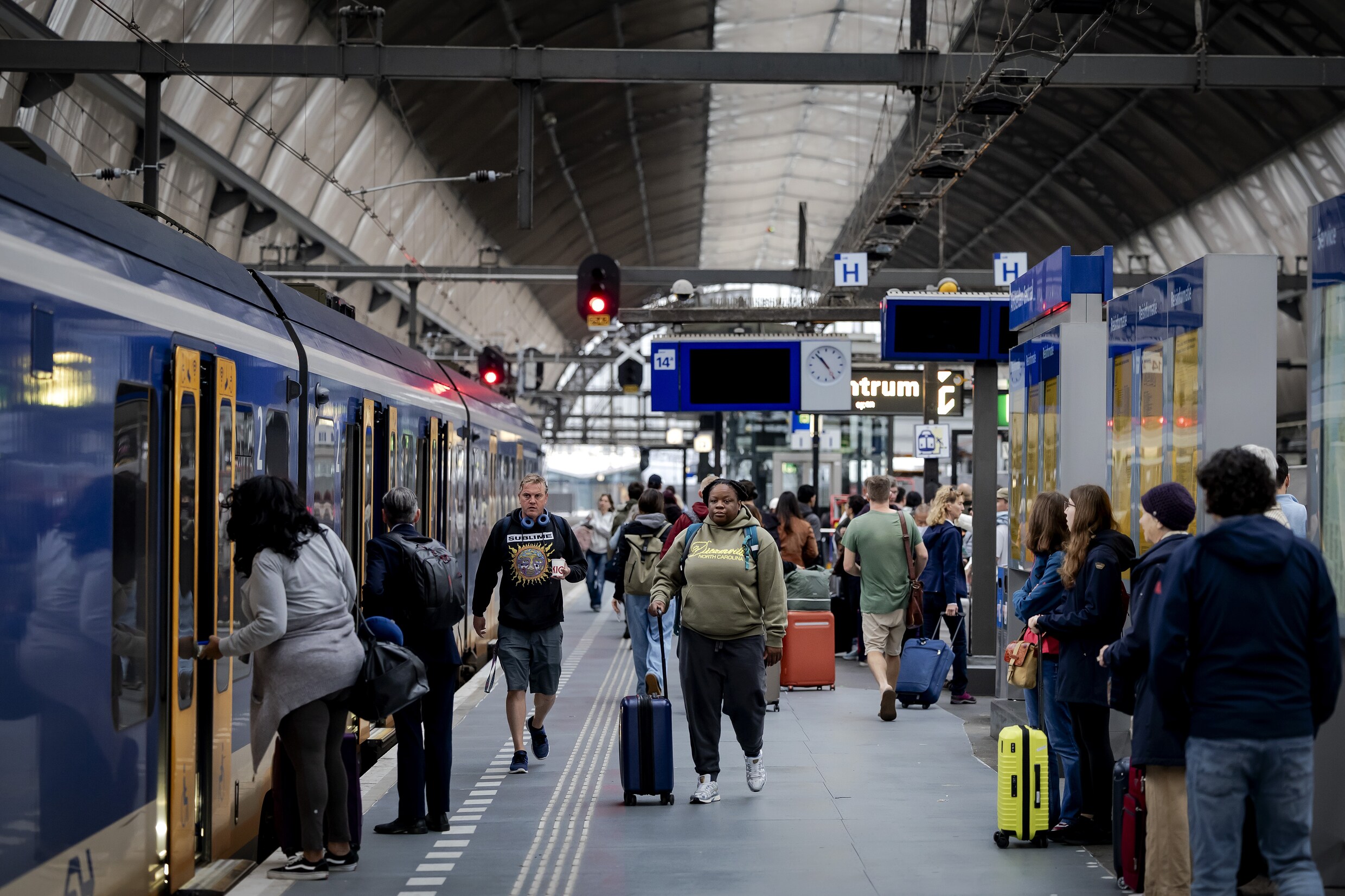 NS doet eindbod in loonconflict, spoorwegpersoneel schort stakingen op ...