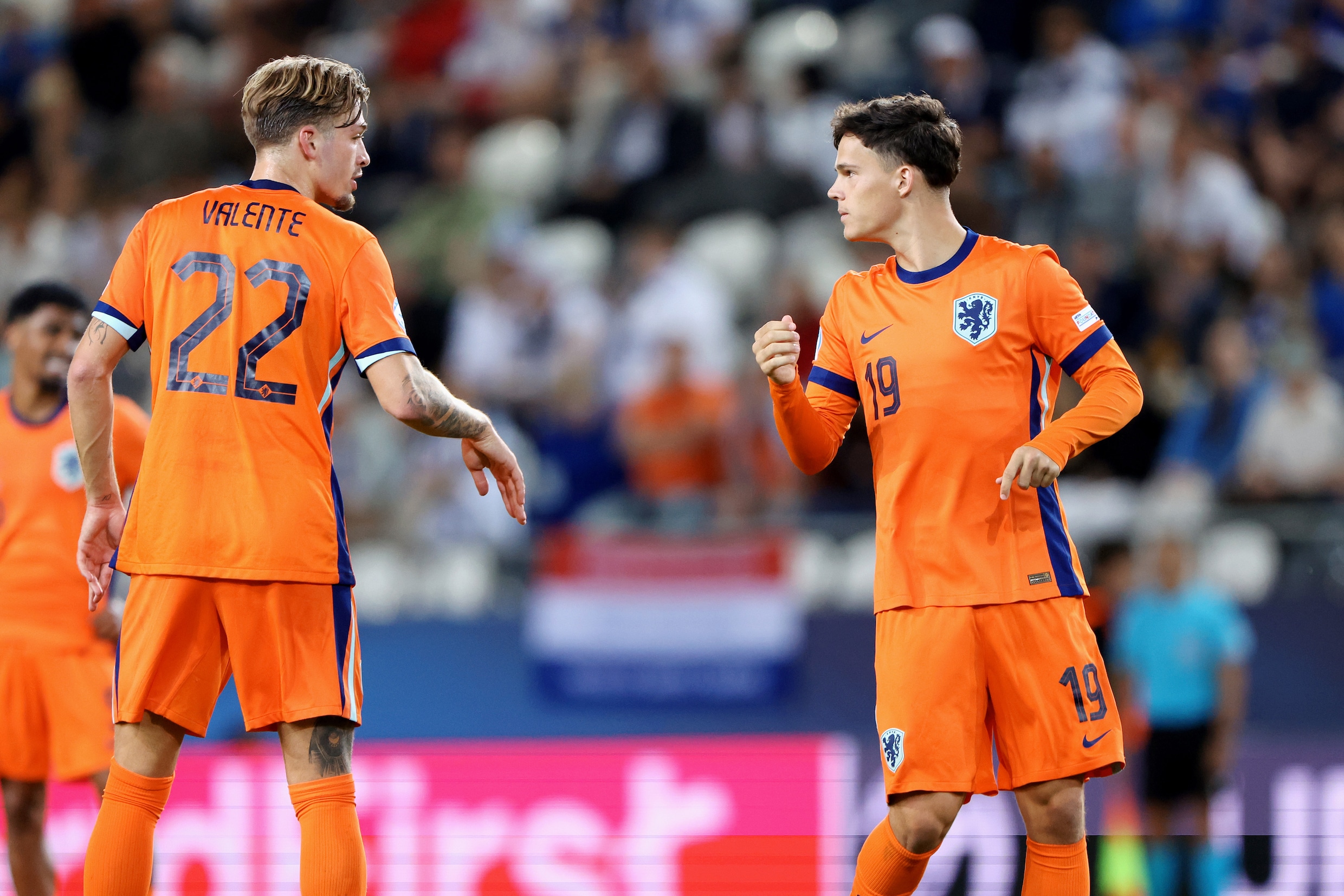 Van Bergen en Valente zwengelen Jong Oranje aan: ‘Zolang ze op het veld ...