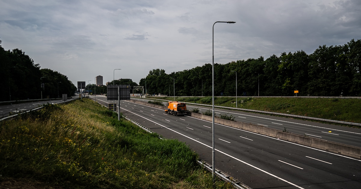De A10 is zondagochtend alweer bijna terug in oorspronkelijke staat ...