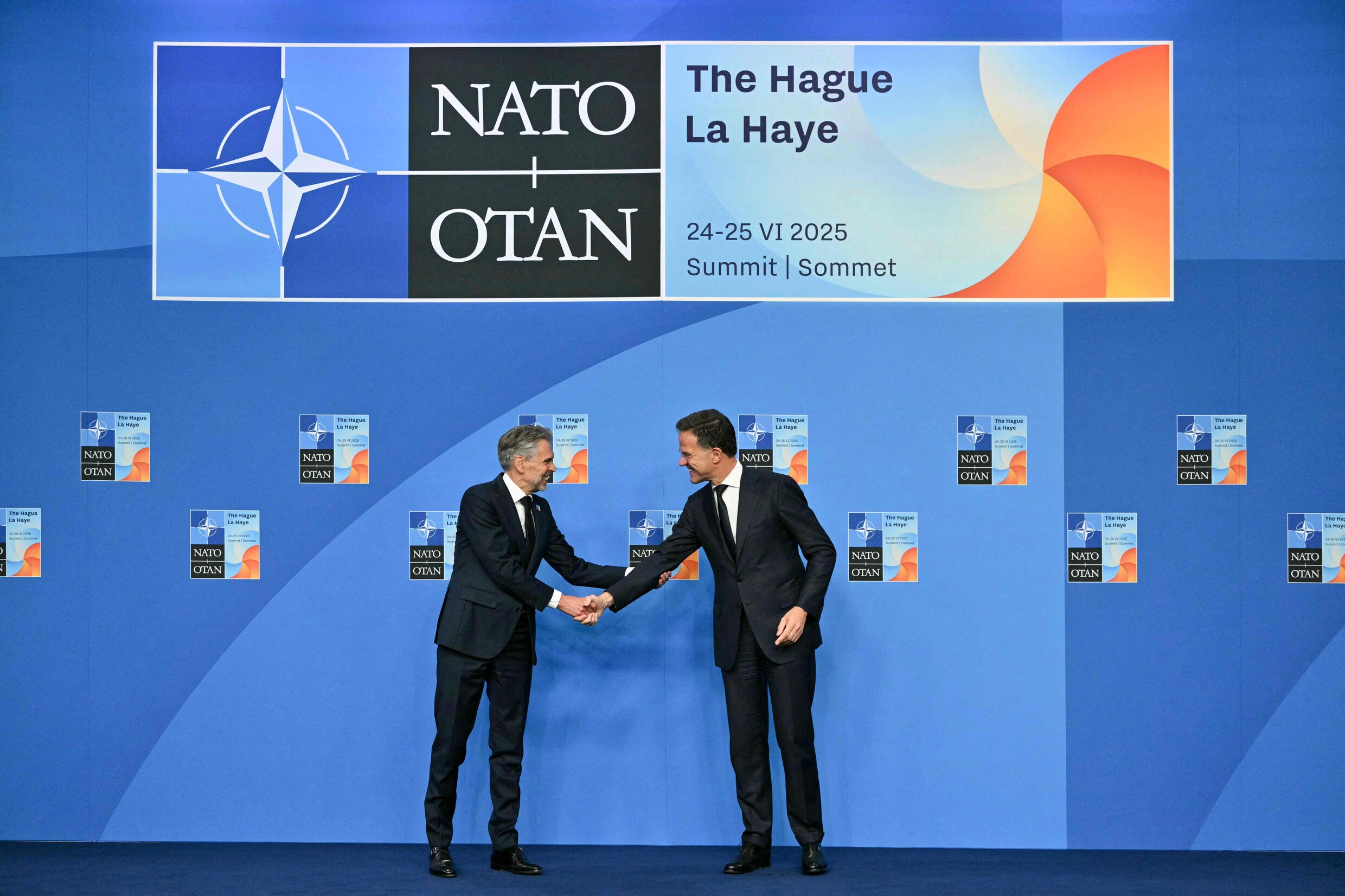 Teruglezen: Navo-top | Vrijwel alle wegen weer open na Navo-top | Het ...