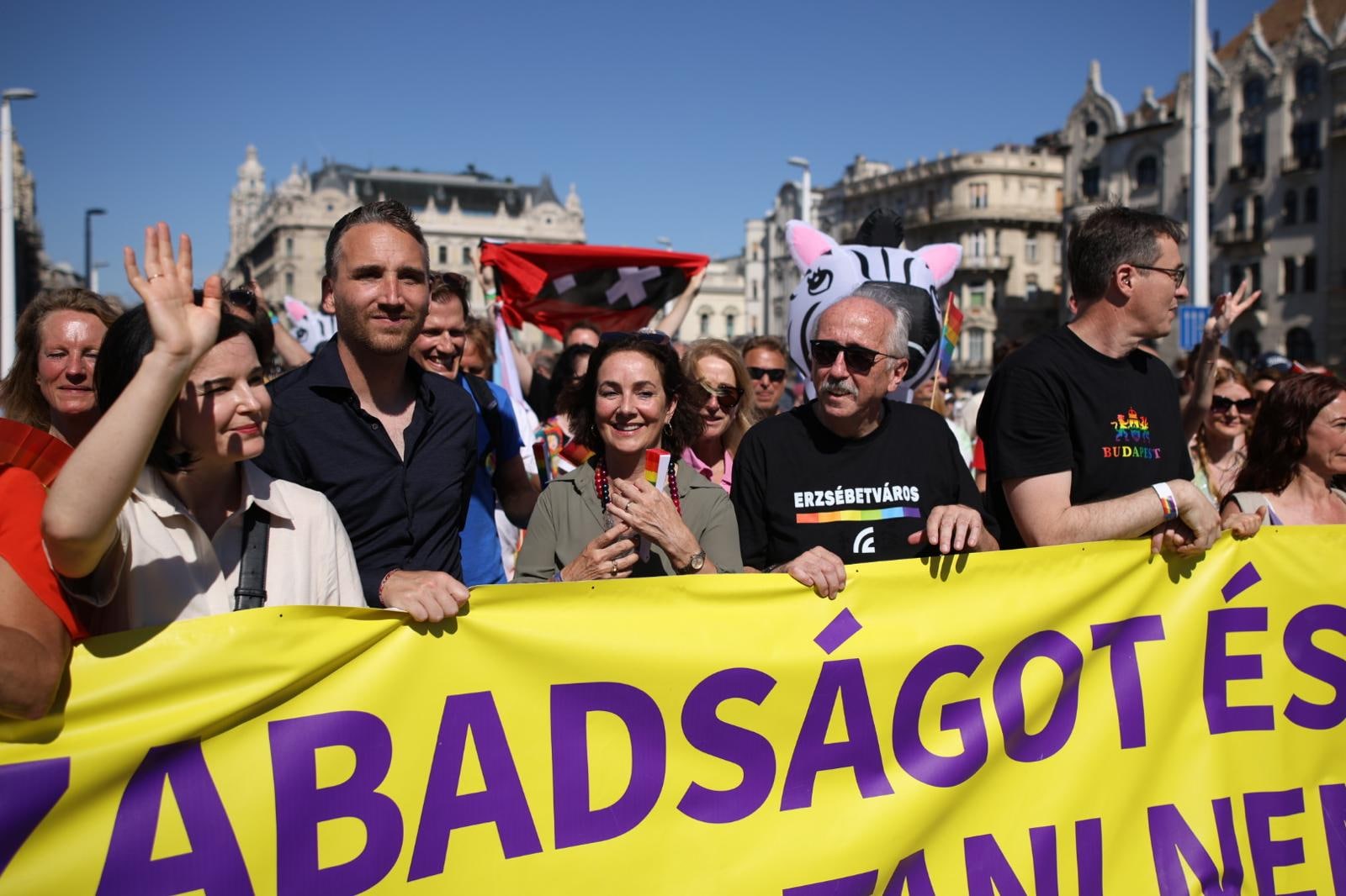 100.000 mensen liepen in Boedapest mee met verboden pridemars, Halsema ...