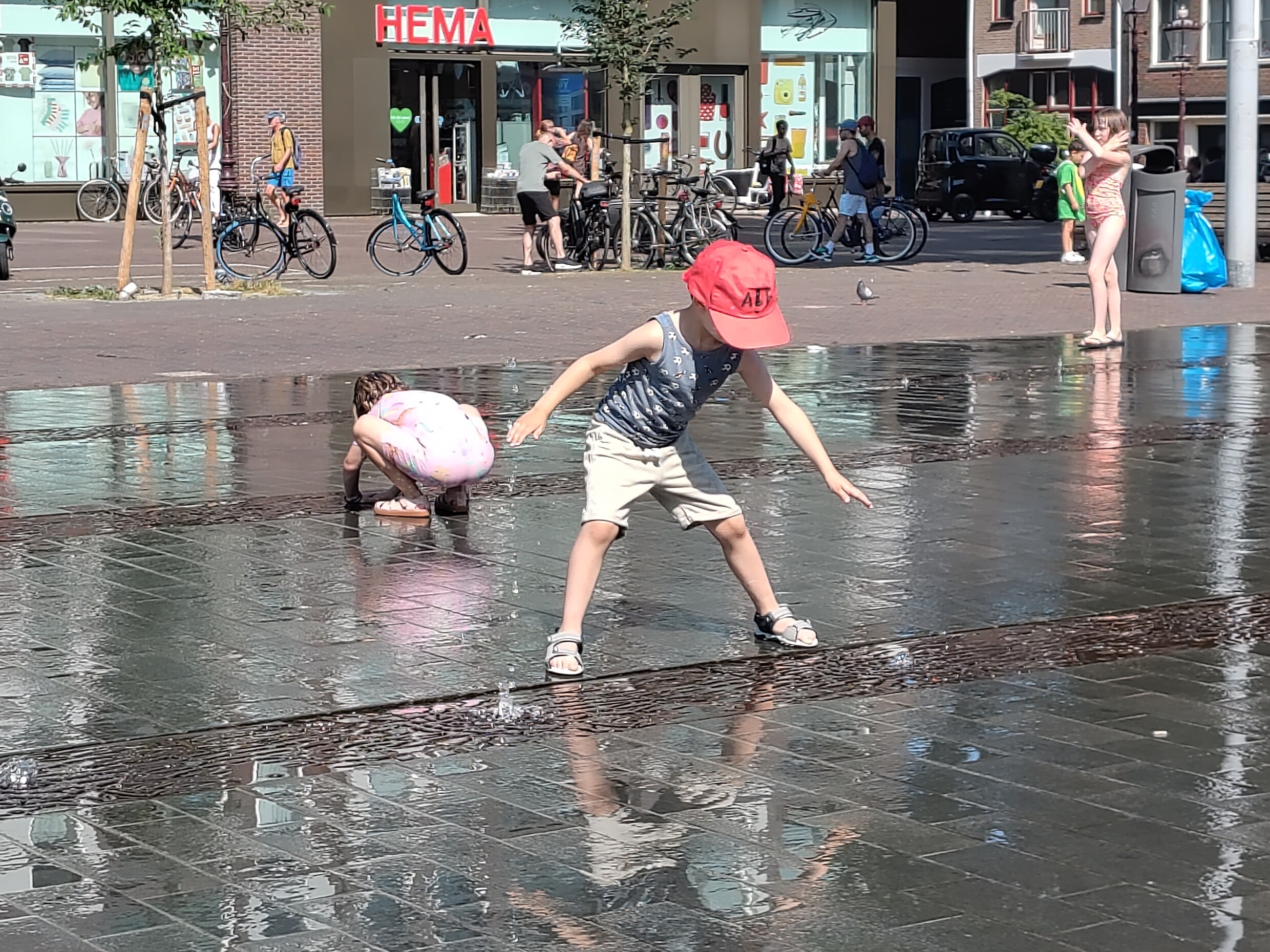 Zo trotseren Amsterdammers de hitte: ‘In de fontein van het ...