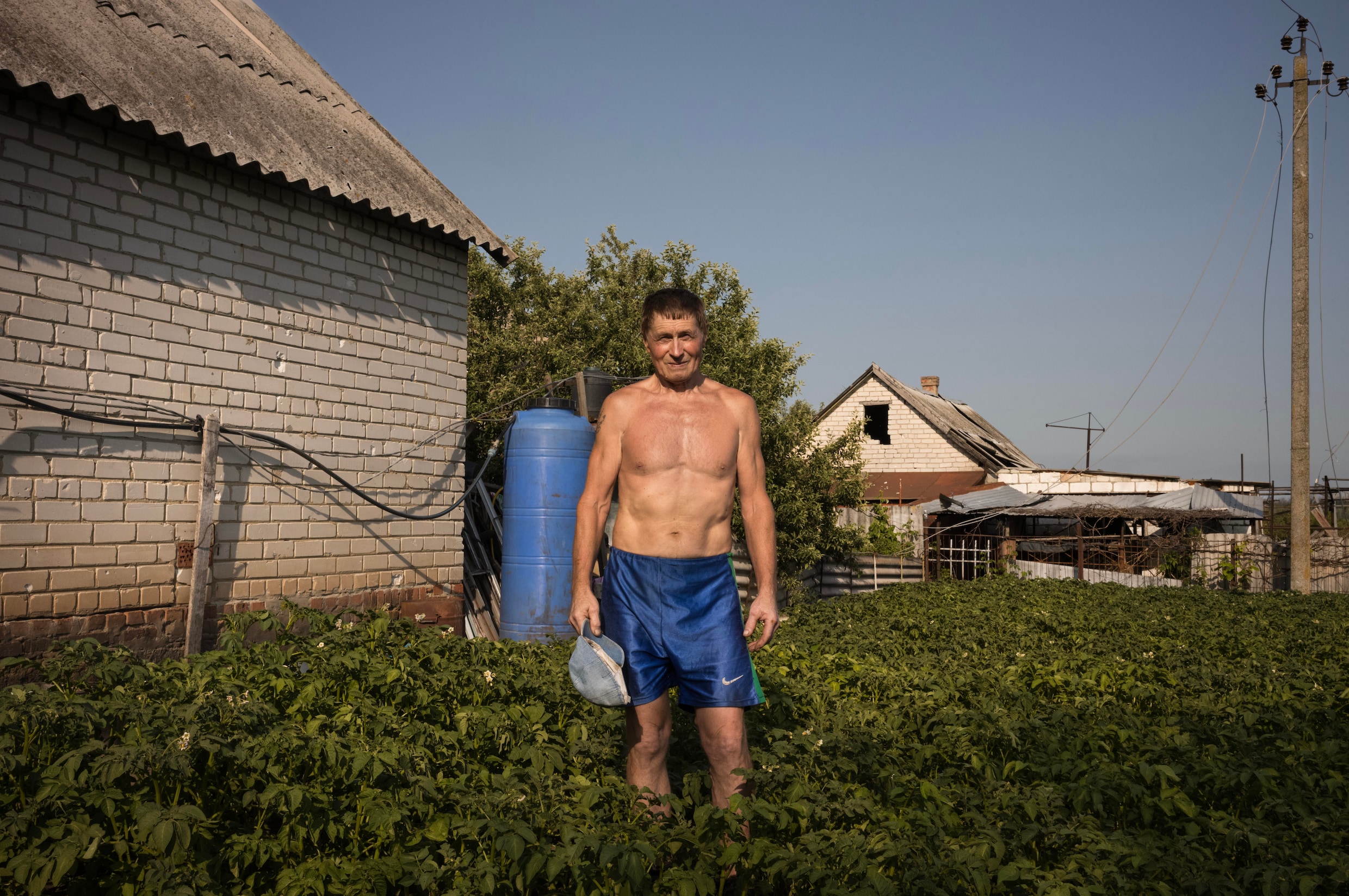 Joeri (68) en zijn hond zijn als enigen over in zijn Oekraïense dorp: tijdens de wandelingen ...