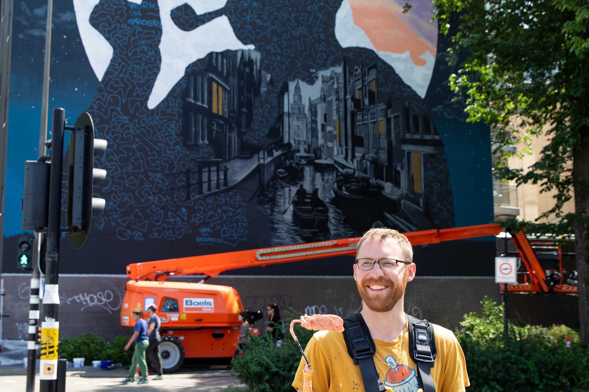 Deze kunstenaar schildert, zonder akkoord van de gemeente, een mural in ...