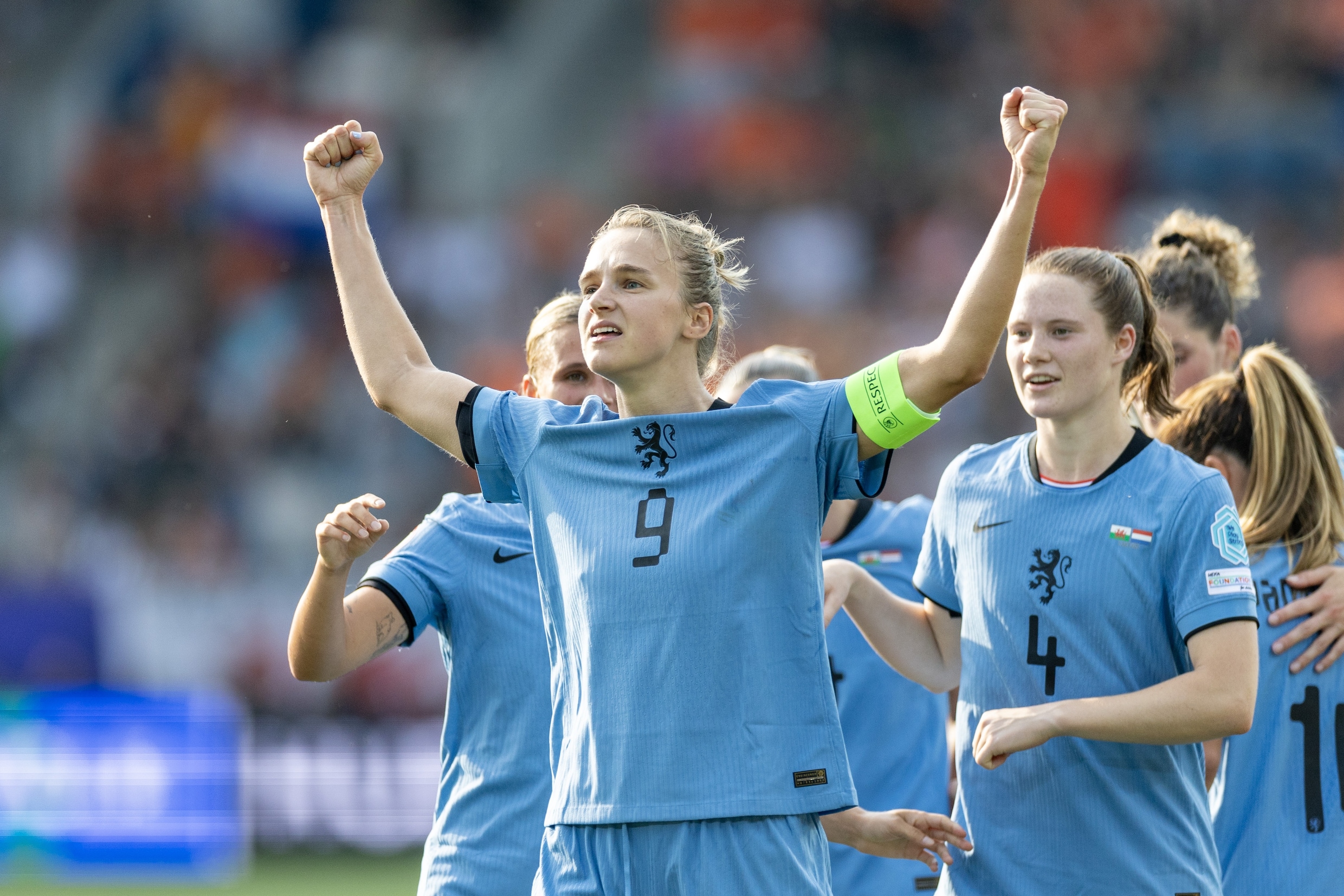 Vivianne Miedema helpt Oranje met 100ste goal op weg naar EK-zege op ...
