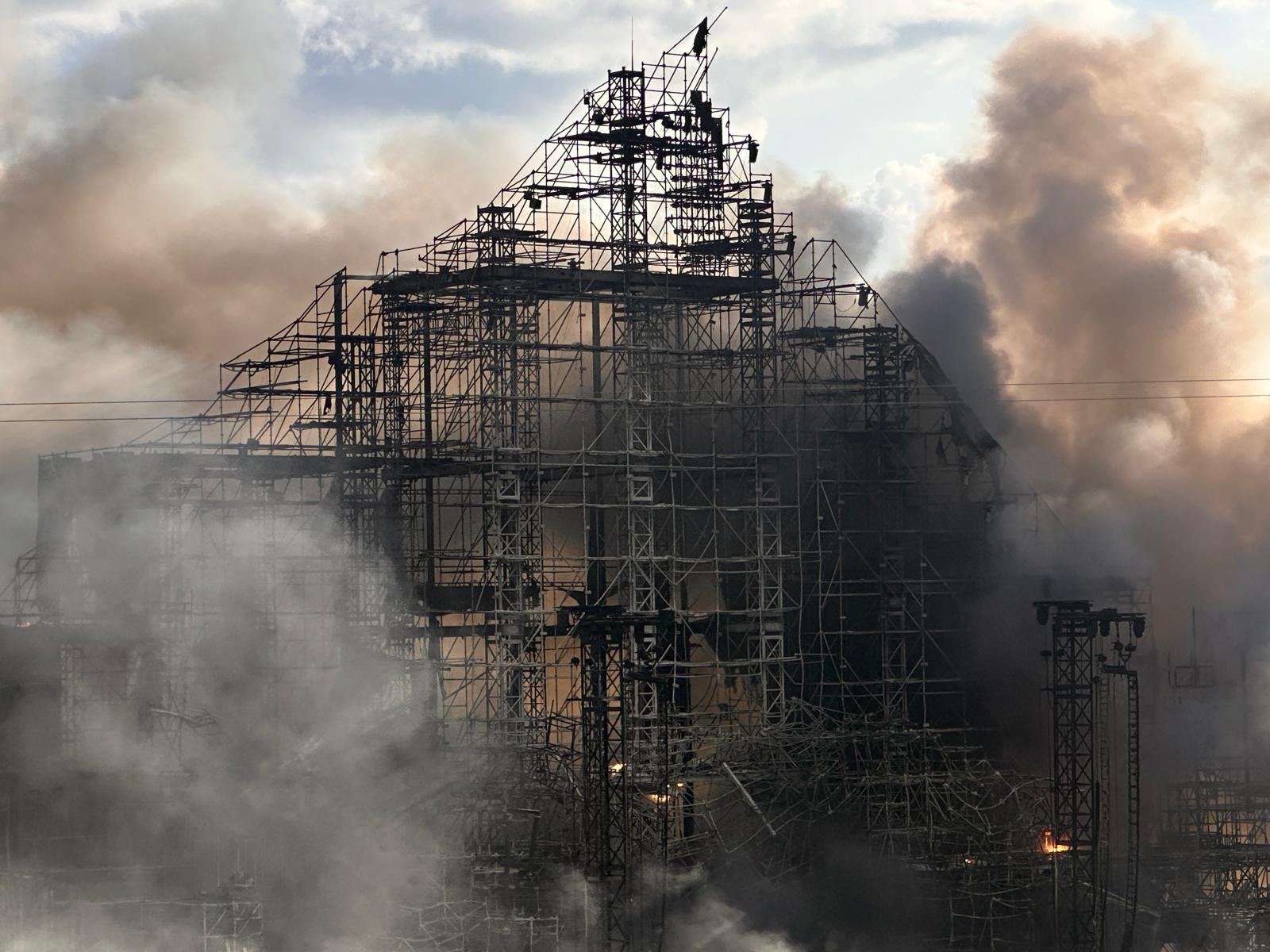 Hoofdpodium van Tomorrowland volledig afgebrand, geen gewonden gevallen ...