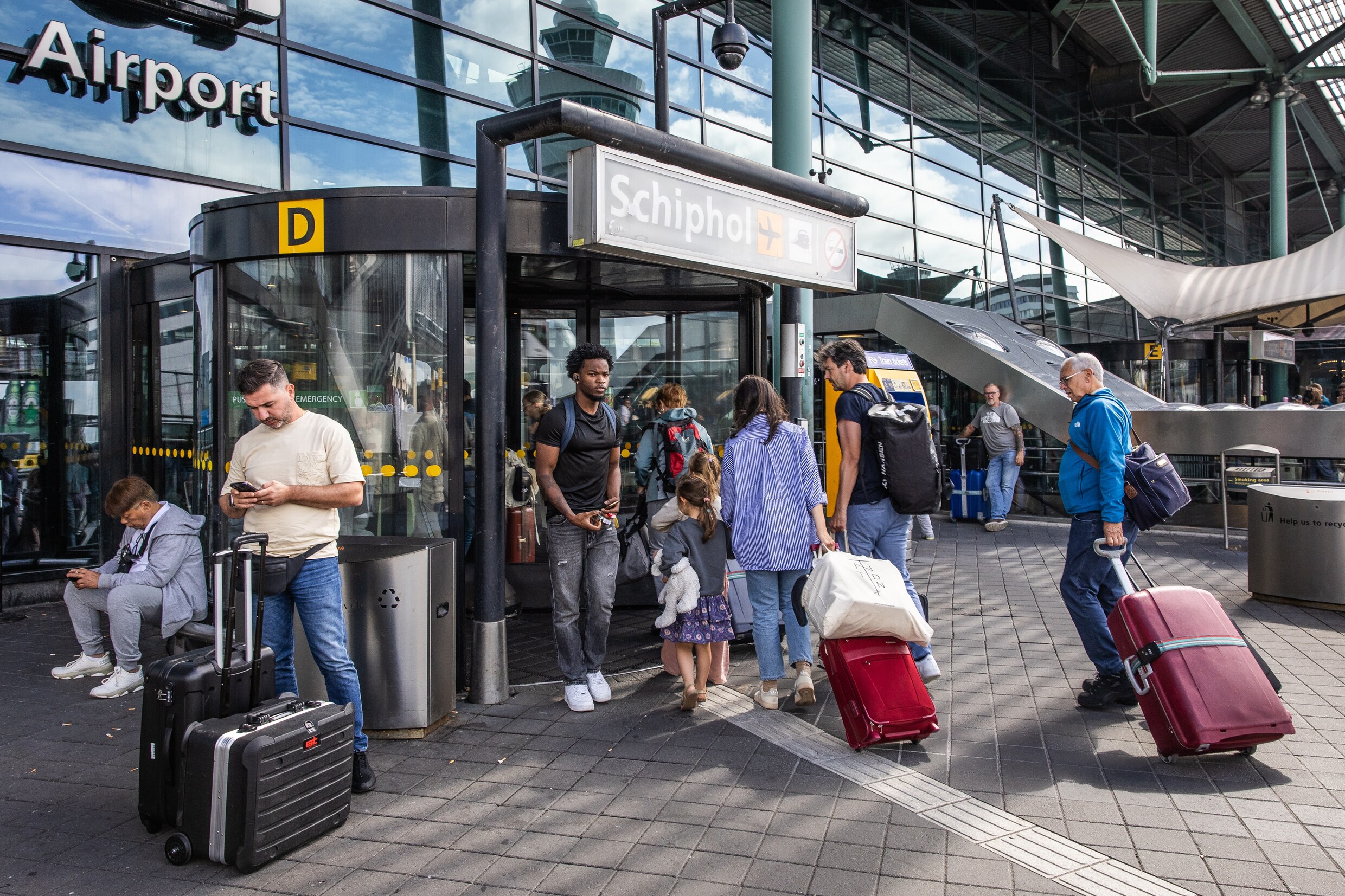 Drukste dag van het jaar op Schiphol: IT-storing zorgt voor vertraging ...