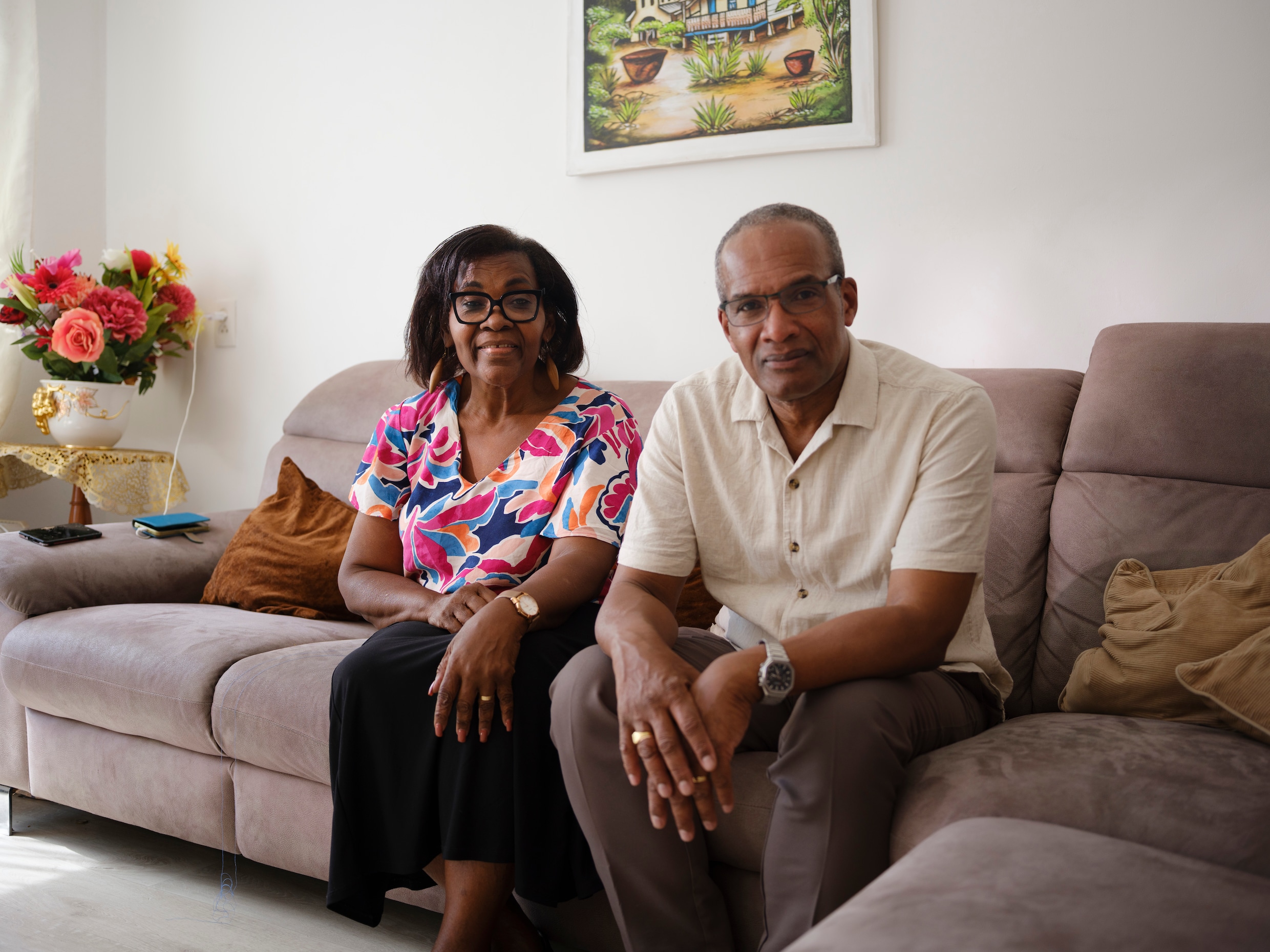 Gleone en Roy wonen al 35 jaar in Zuidoost: ‘Witte mensen in pakken staan nu ook in de rij voor ...