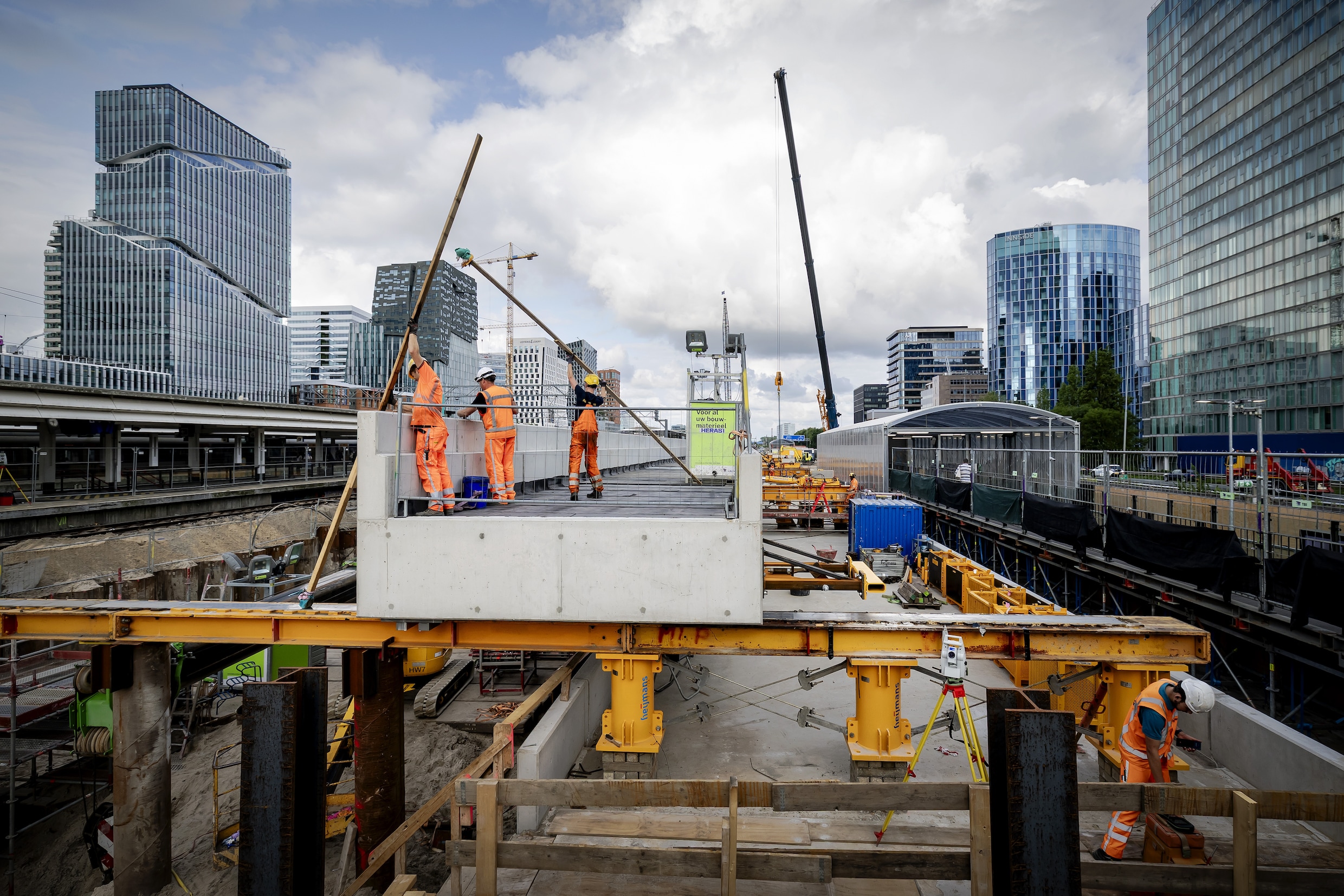 Grote operatie station Amsterdam Zuid: 1 miljoen kilo beton schuift ...