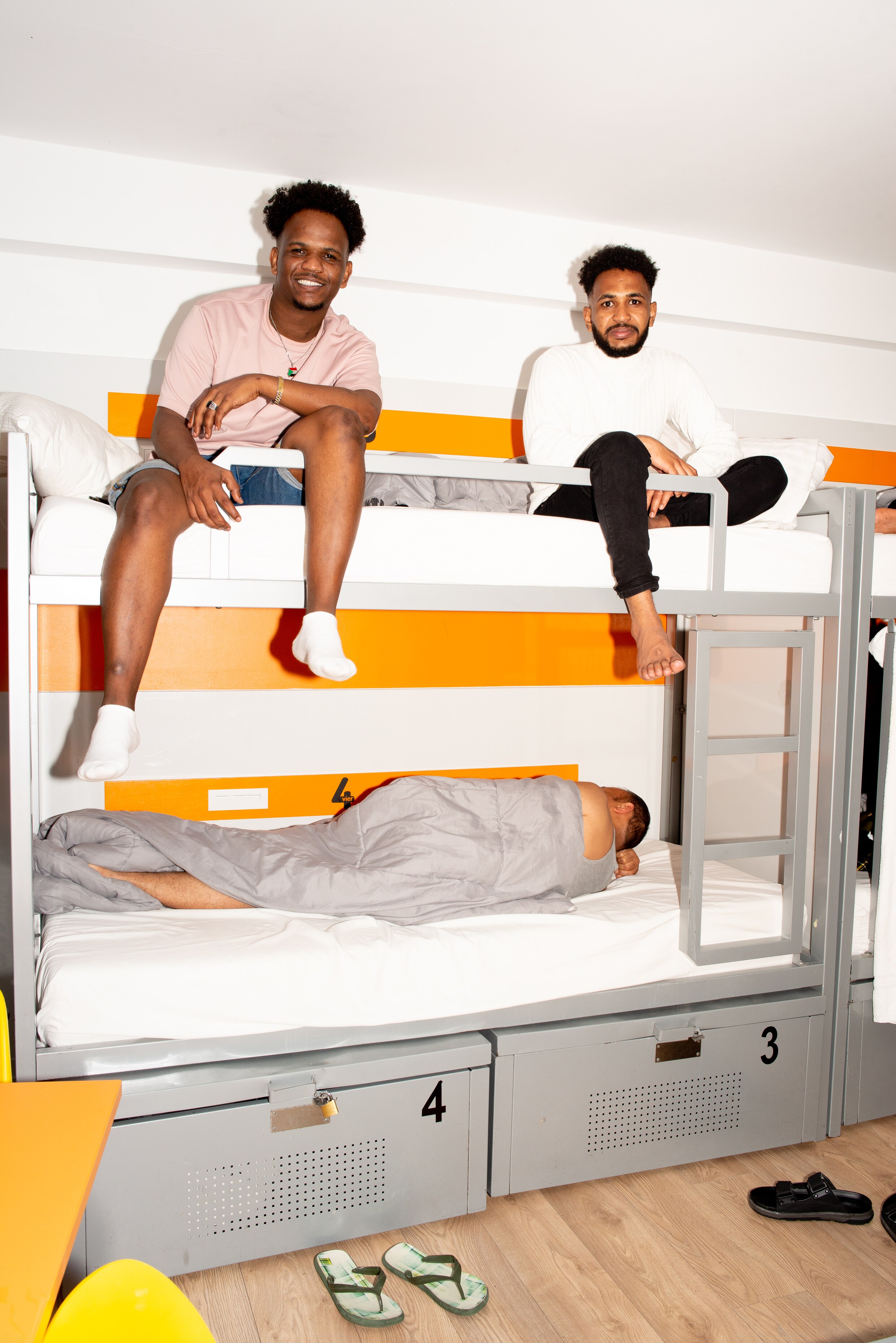 Deze jonge toeristen slapen zo goedkoop mogelijk in Amsterdam: ‘Het voelt hier jong en energiek ...