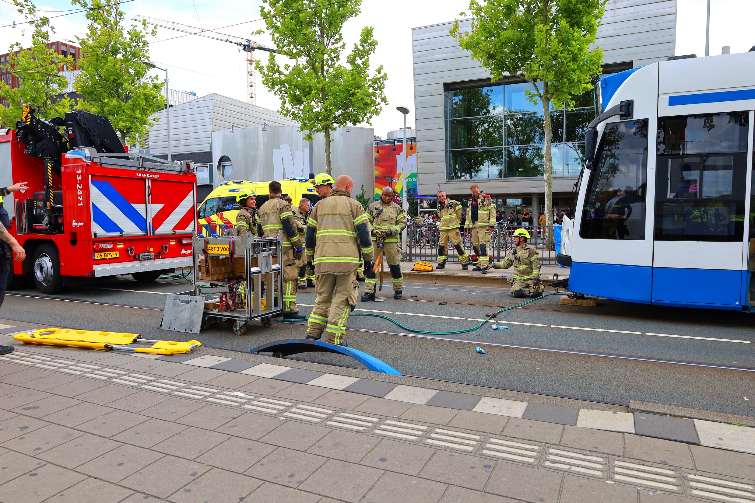 Vrouw gewond bij aanrijding met tram op Meer en Vaart in Amsterdam ...