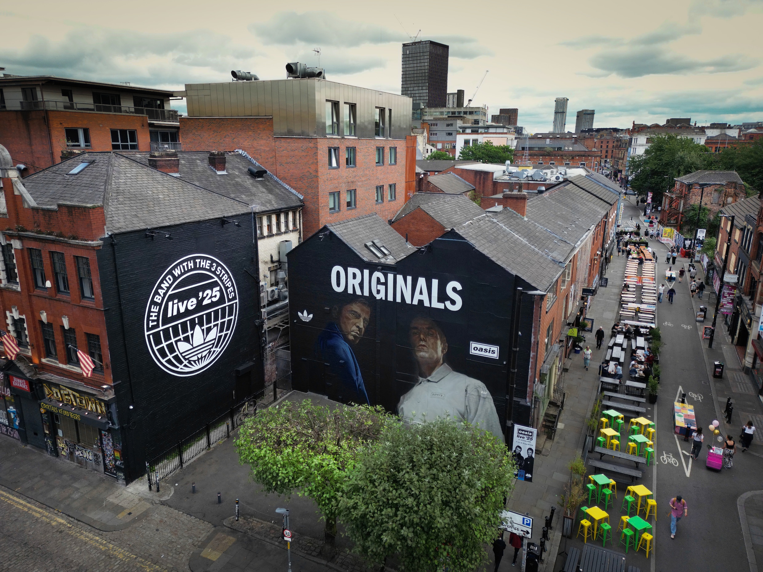 Hoe het grauwe Manchester hip werd door Oasis (en wat een oranje jas ...