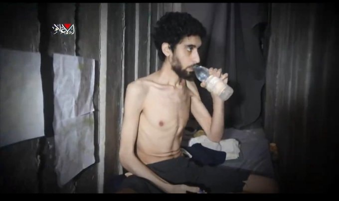 Familie geeft video vrij van Hamas-gijzelaar waarin hij een gat graaft ...