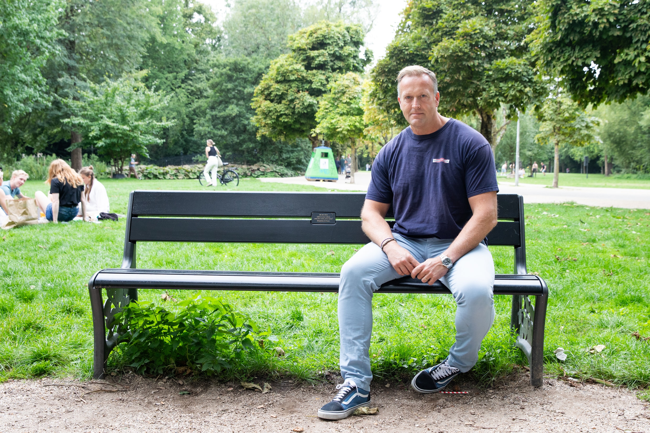 Zij adopteerden een bank in het Vondelpark: ‘We konden met champagne ...