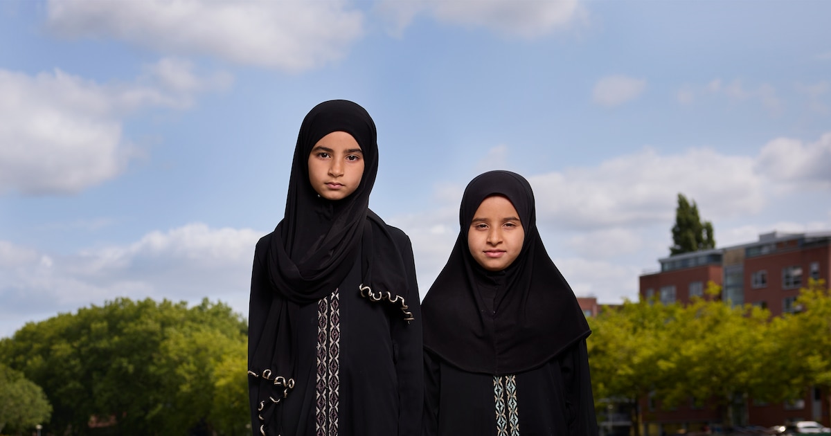 Safaa (10) en Ritaj (9) dragen dezelfde outfit: ‘Vandaag hebben we ...