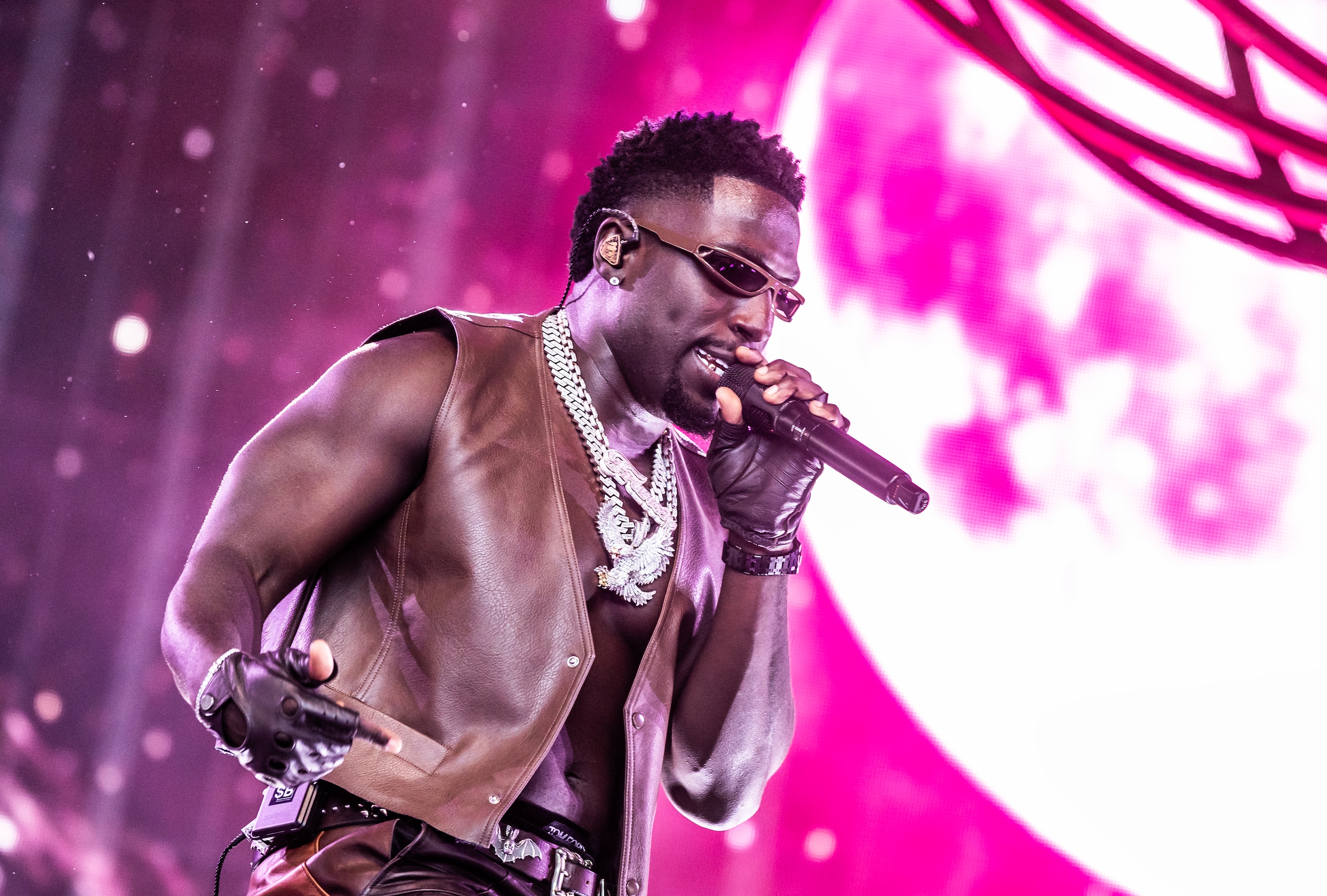 Dag 1 Lowlands: Frenna laat festivalgangers zweten met shirtloze ...