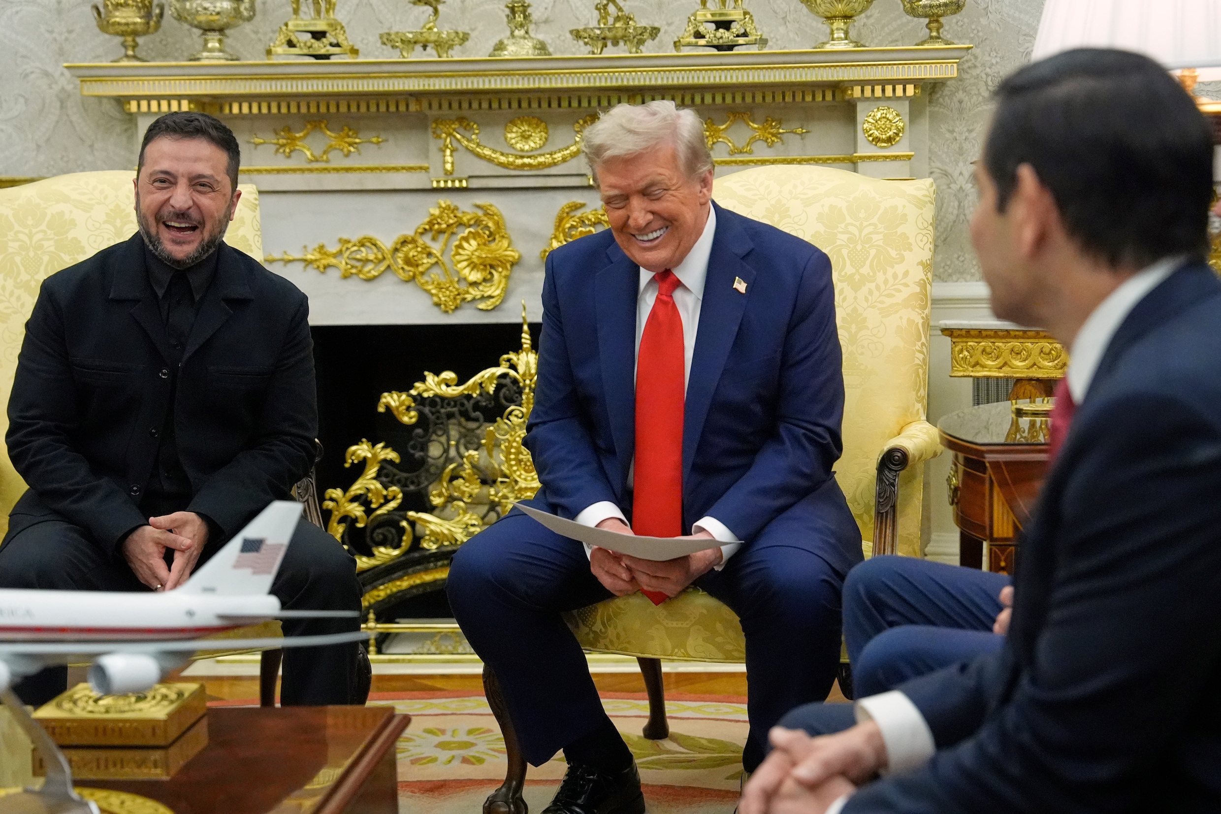 Zelensky voor het eerst sinds ruzie terug in de Oval Office, wat ...