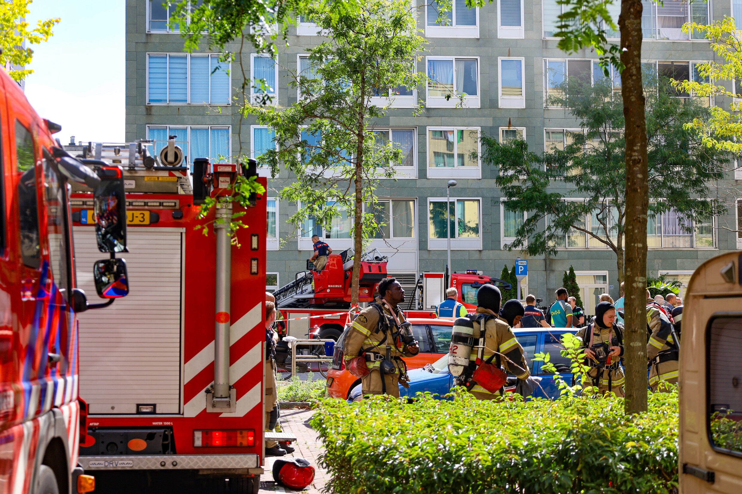 Brand in flatgebouw in West geblust, bewoners van 32 woningen kunnen ...