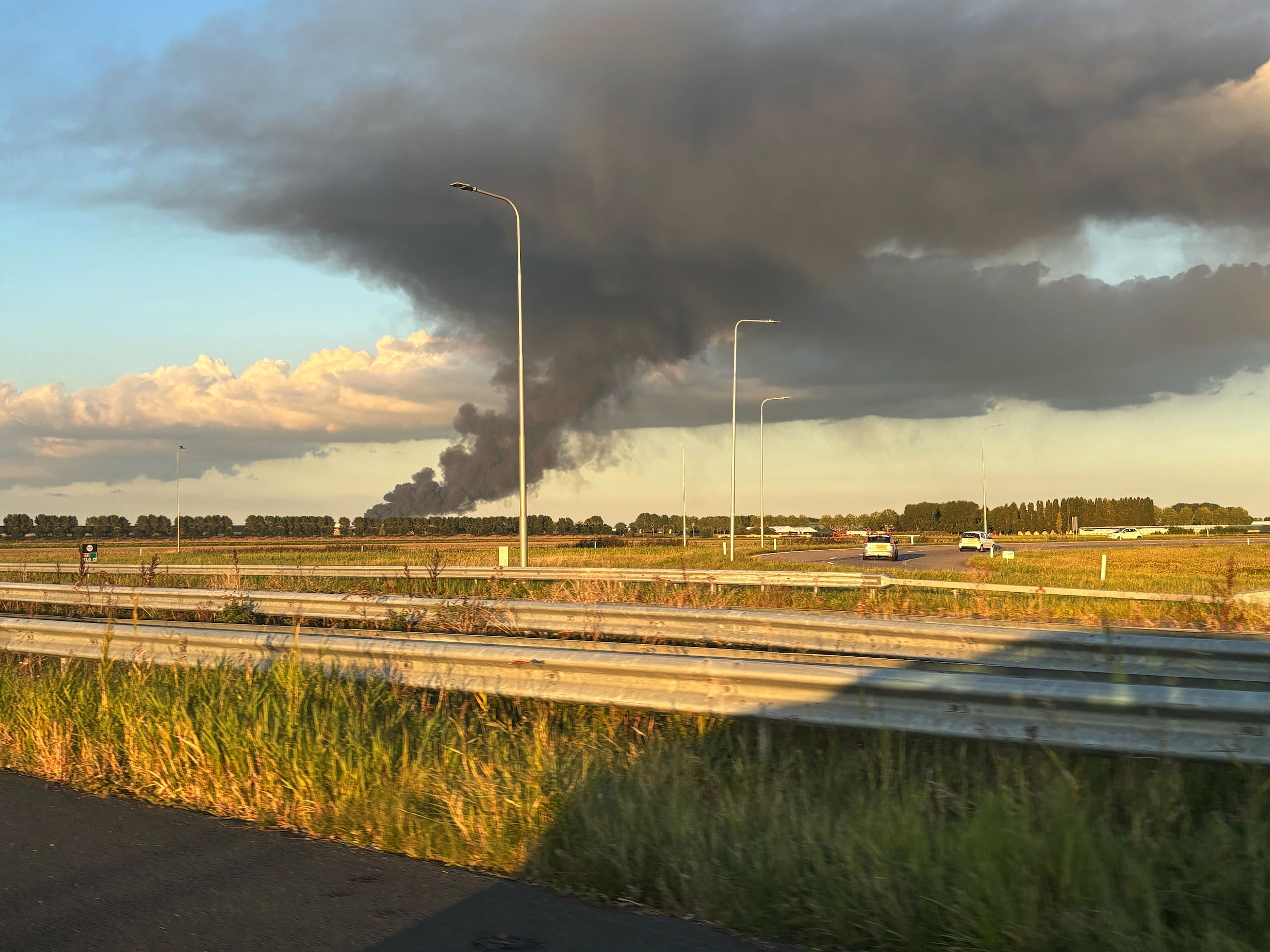 Caravanopslag Aalsmeer verwoest na zeer grote brand | Het Parool