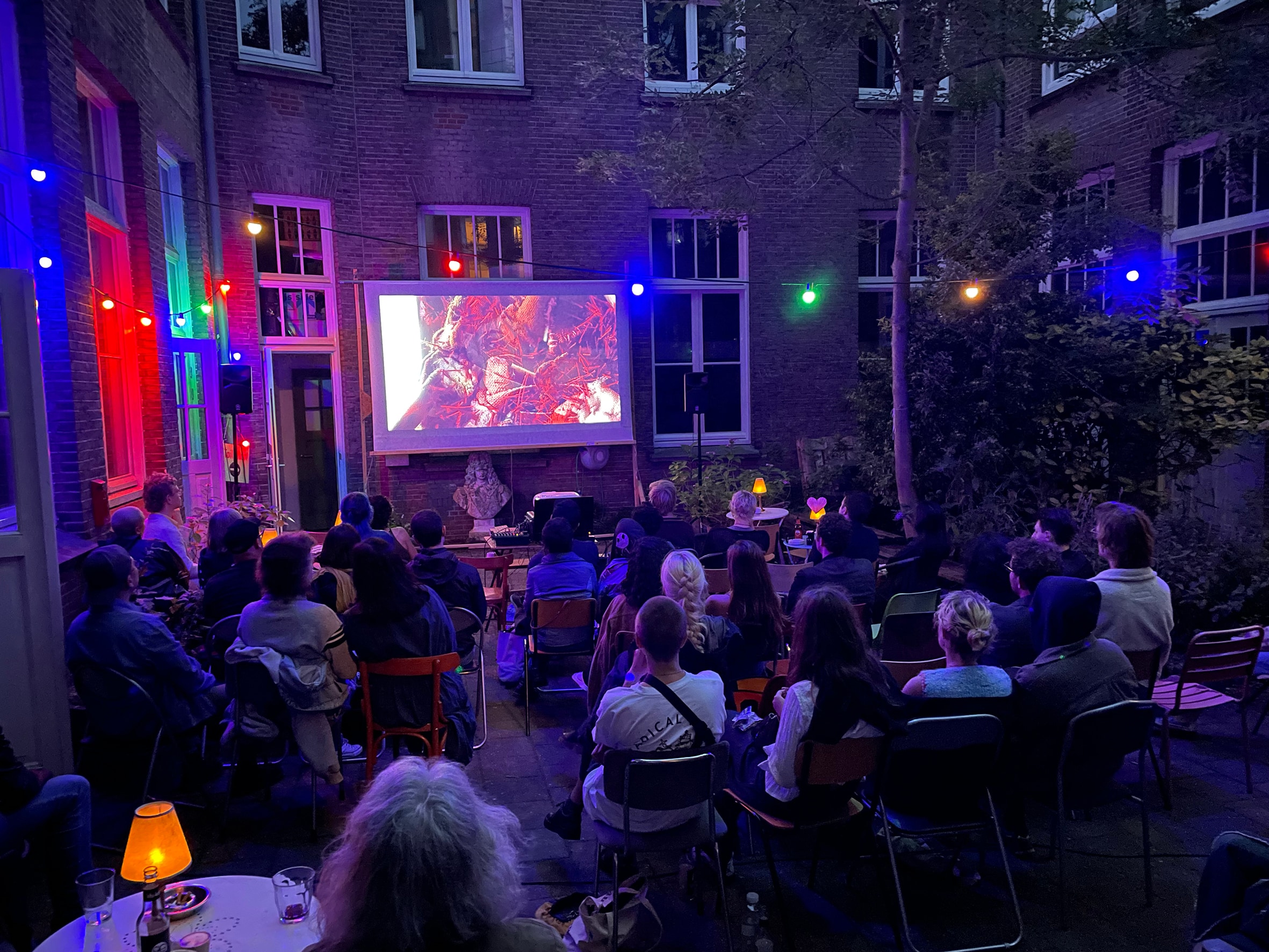 Van een ode aan ‘bubbling’ in Studio Wieman tot dobberend naar klassieke muziek luisteren in het ...