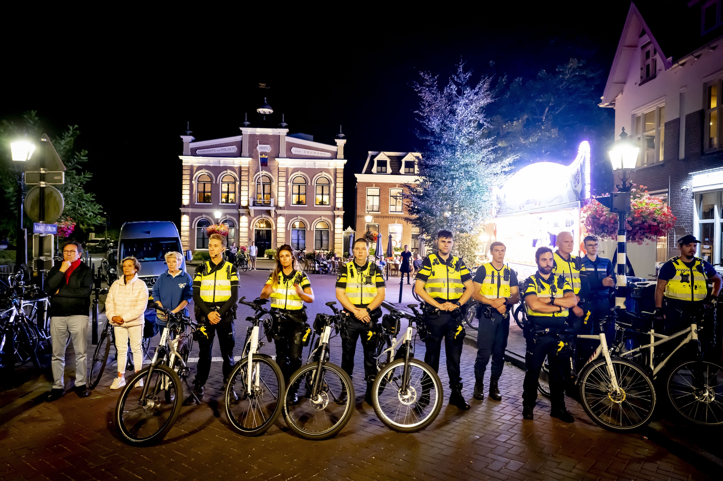 Familie van Lisa aanwezig bij minuut stilte in Abcoude: ‘Diep geraakt ...