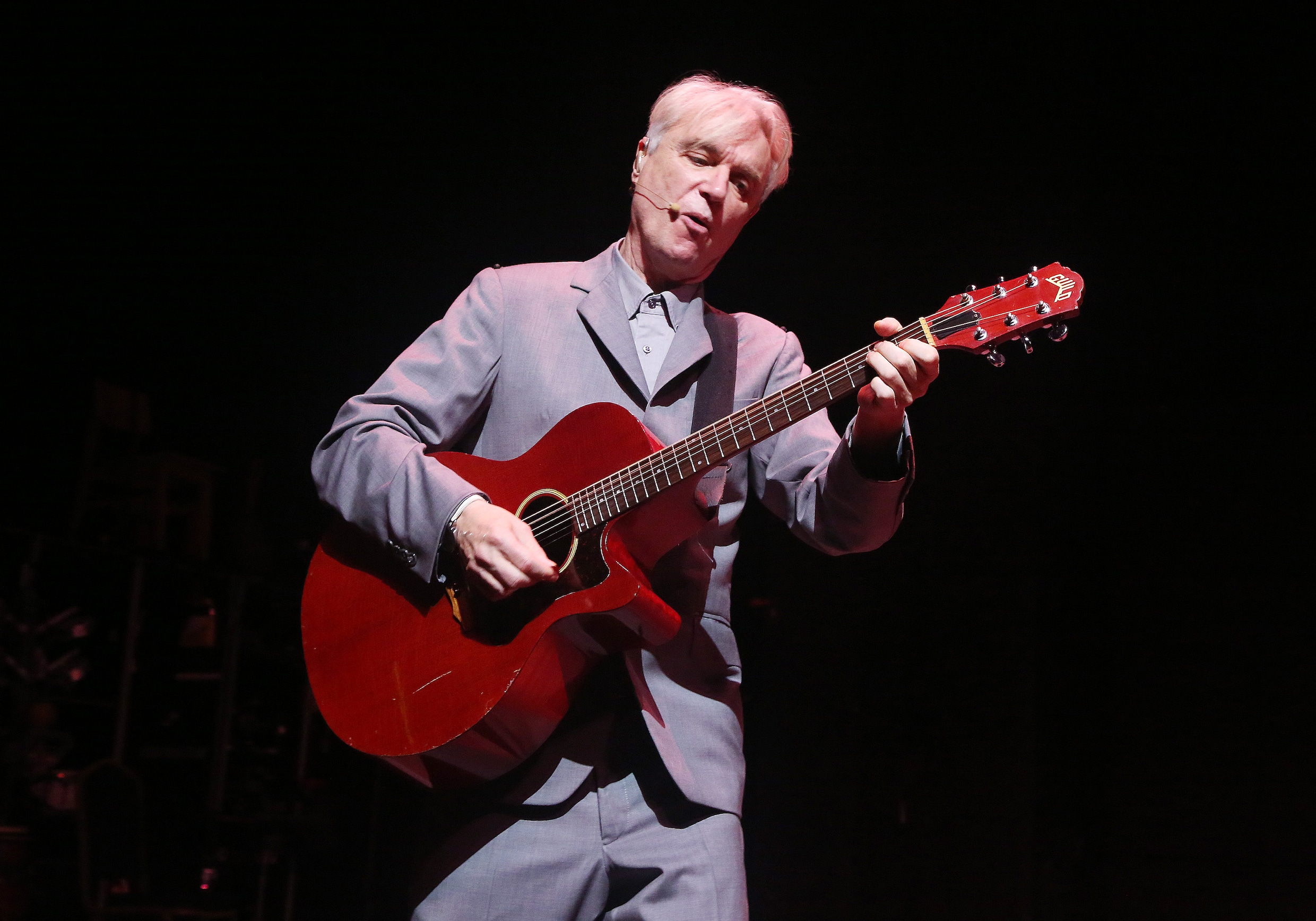 Recensie: David Byrne klinkt op Who is the Sky? lekker poppy | Het Parool
