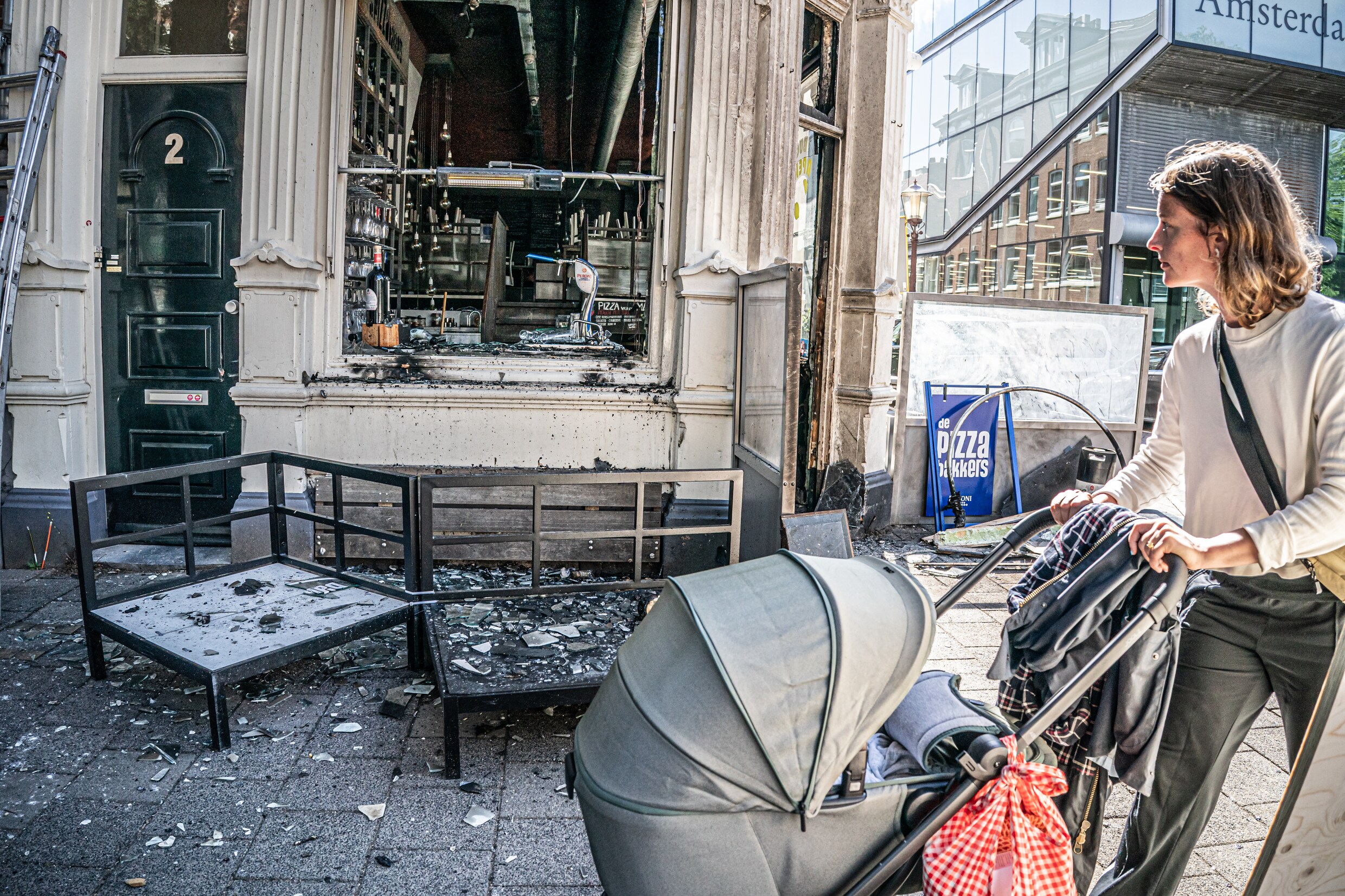 Vestiging van De Pizzabakkers in Amsterdam-Centrum beschadigd door ...