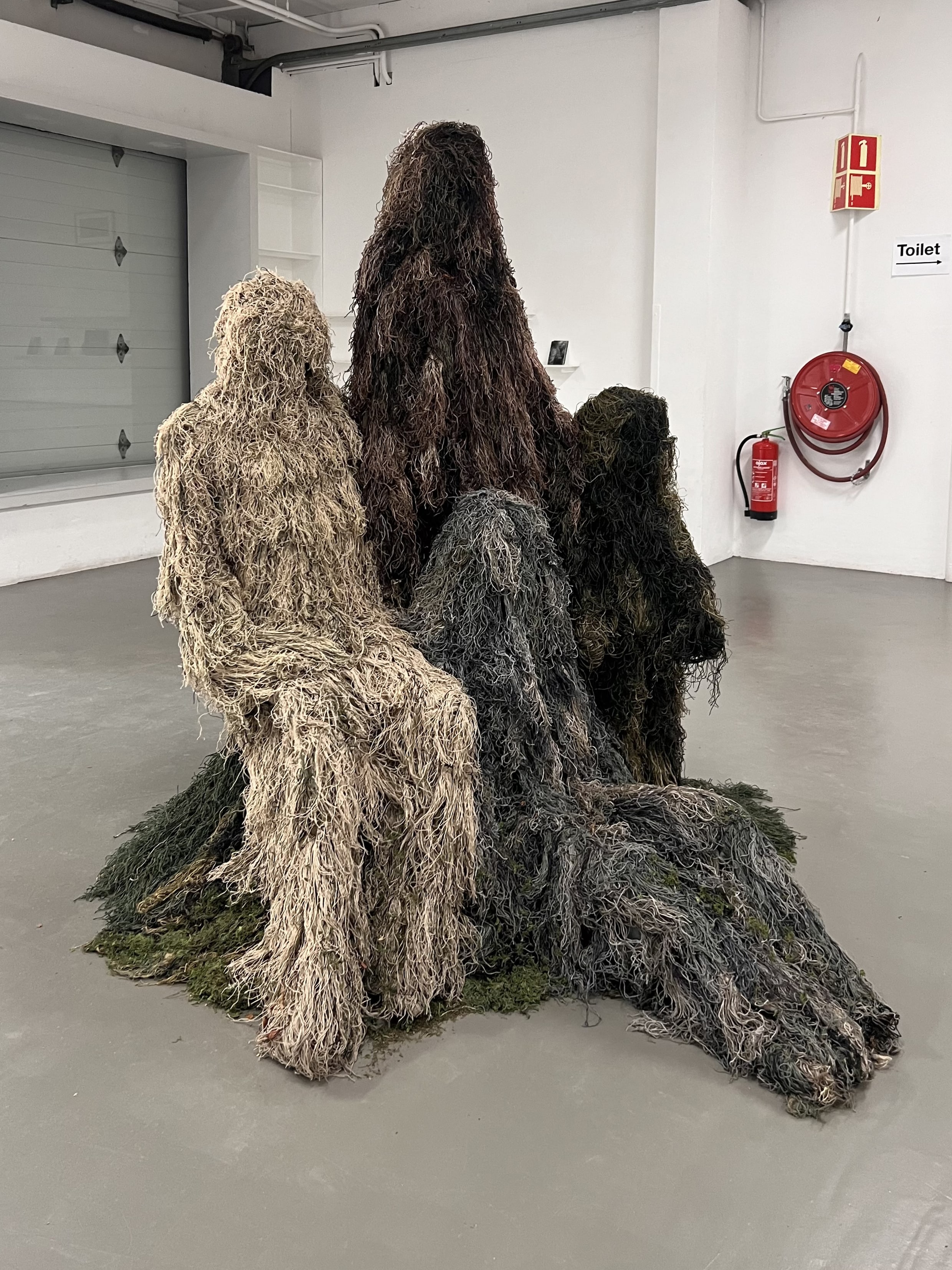 Wat is toch die draderige kluit van groen, bruin en beige textiel in de ...