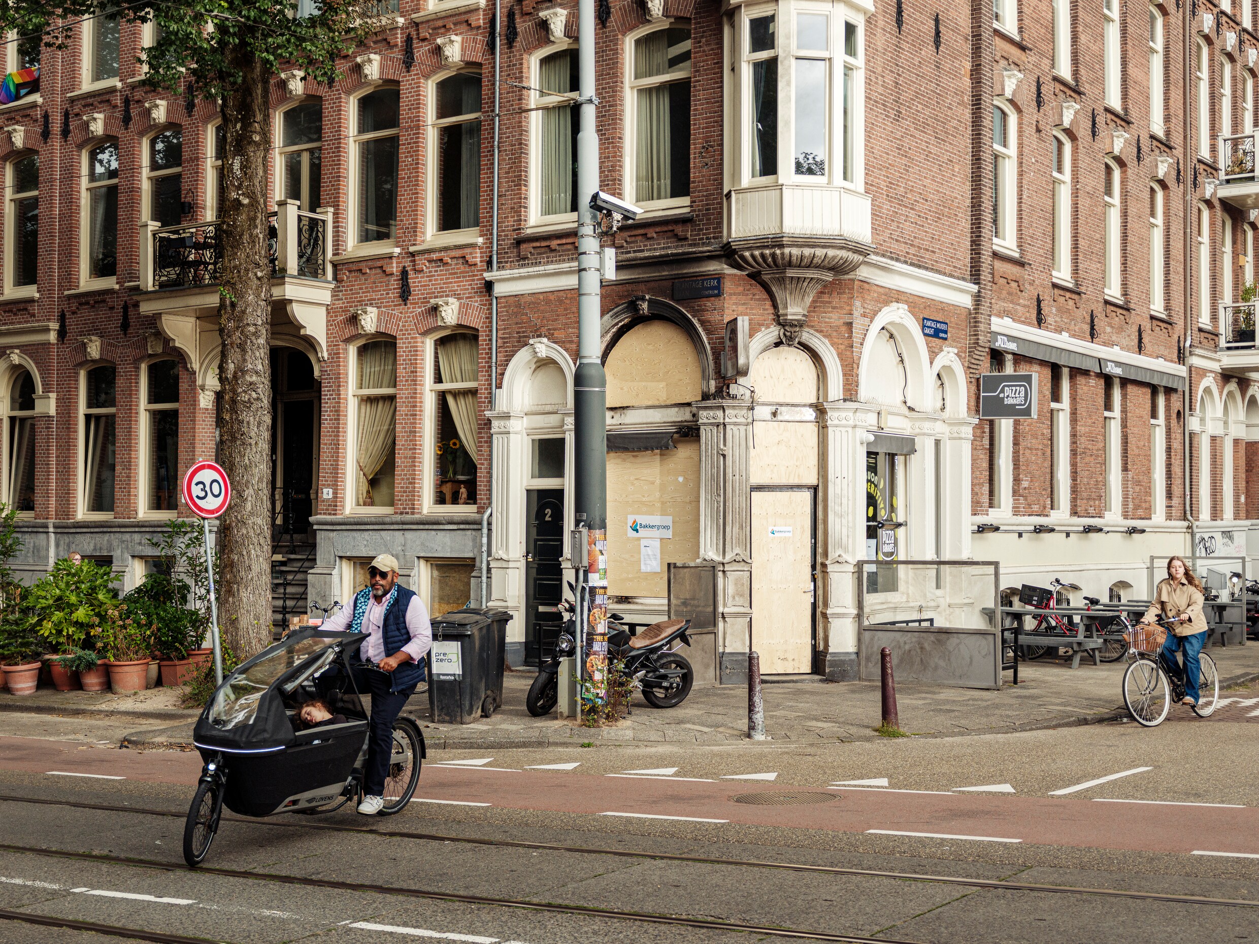 Twee panden van De Pizzabakkers mogen van rechter weer open | Het Parool