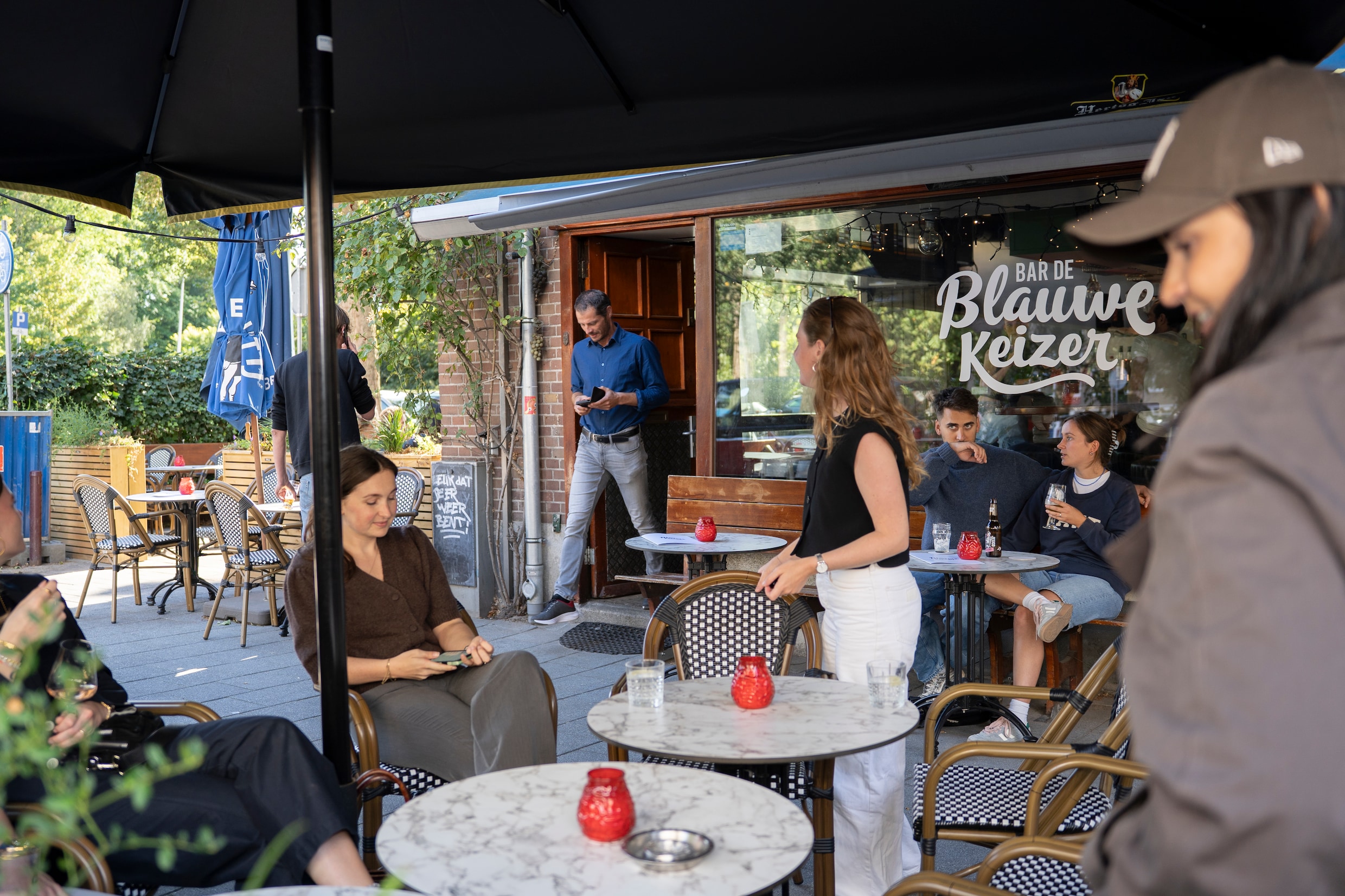 Bar De Blauwe Keizer heeft twee jeu-de-boulesbanen, een wijnkaart ...