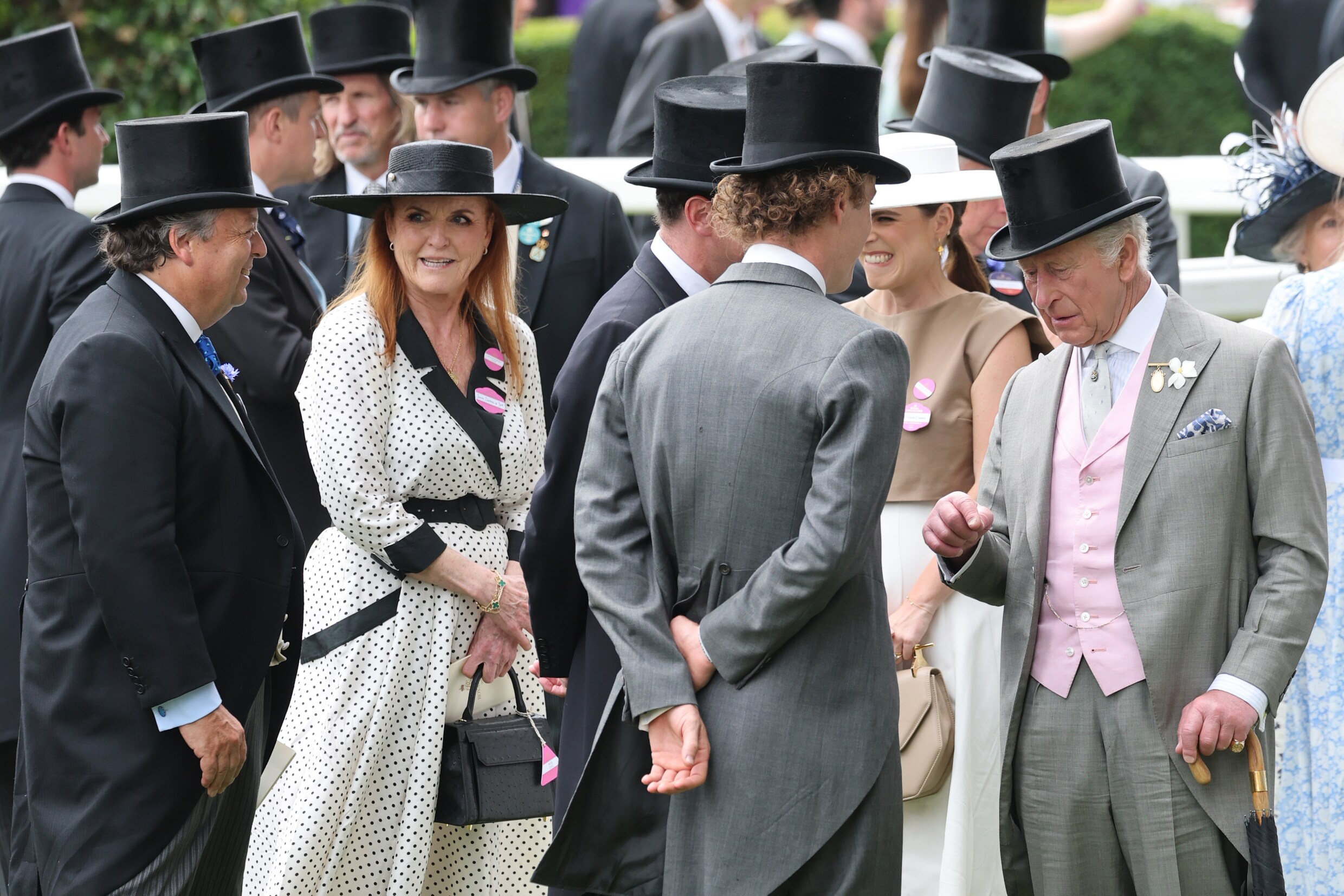 ‘Roodharige flapuit’ Fergie, ex van prins Andrew, laat spoor van ...