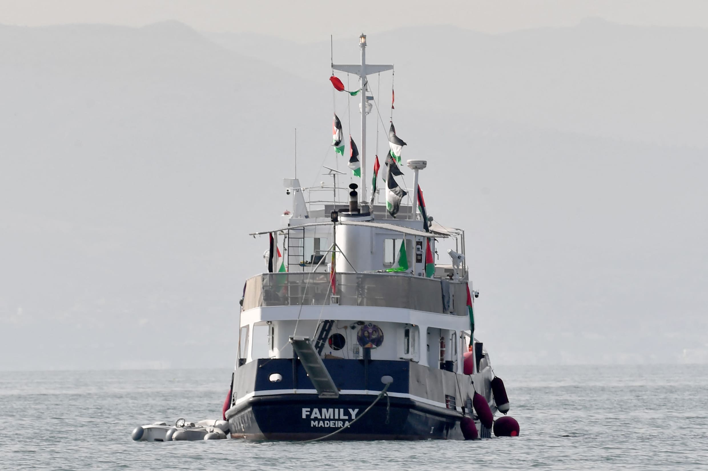 Explosie aan boord van hulpkonvooi richting Gaza: ‘Op de beelden is ...