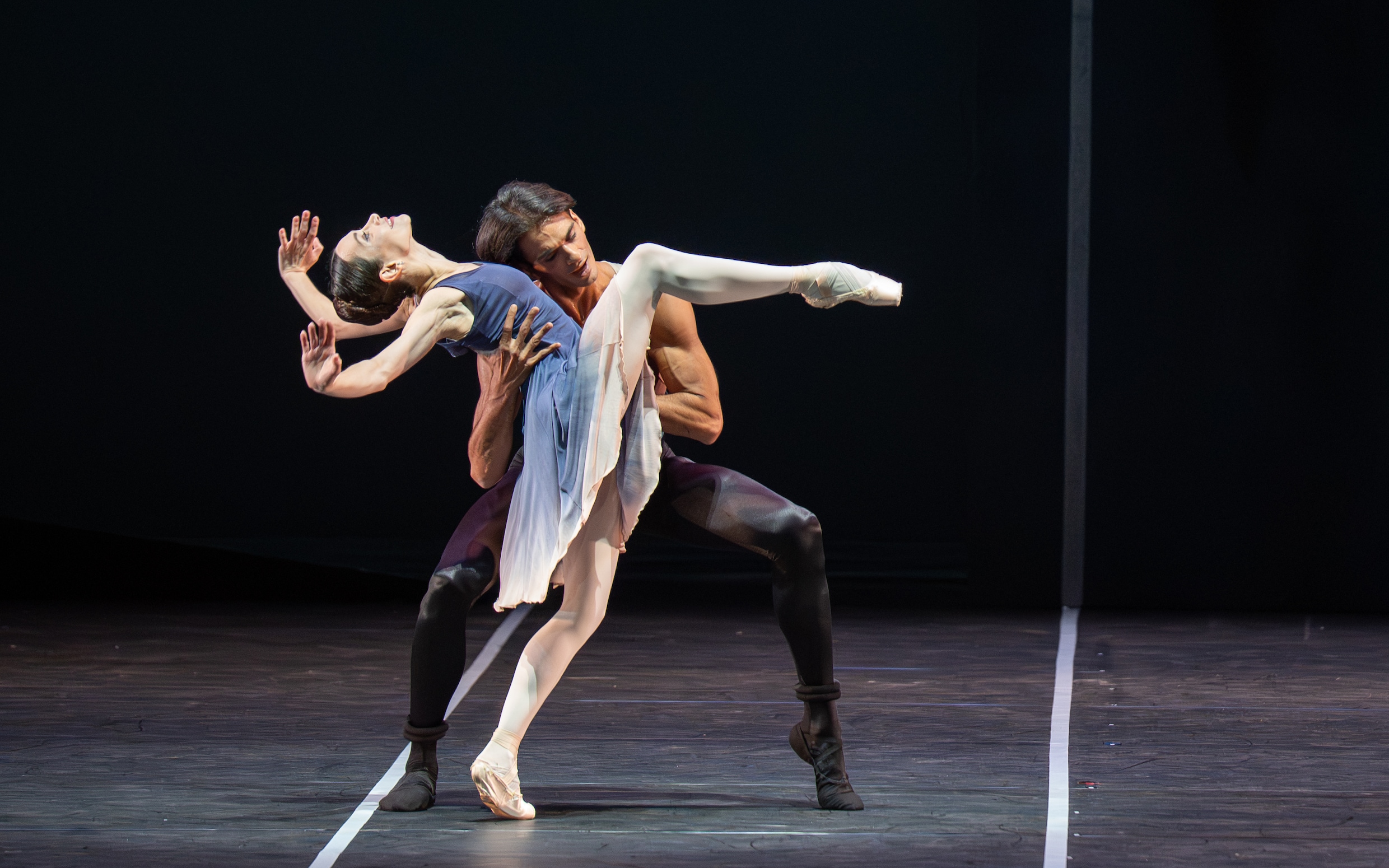 Recensie Nationaal Ballet: levensdrift en oogstrelende wervelingen in ...