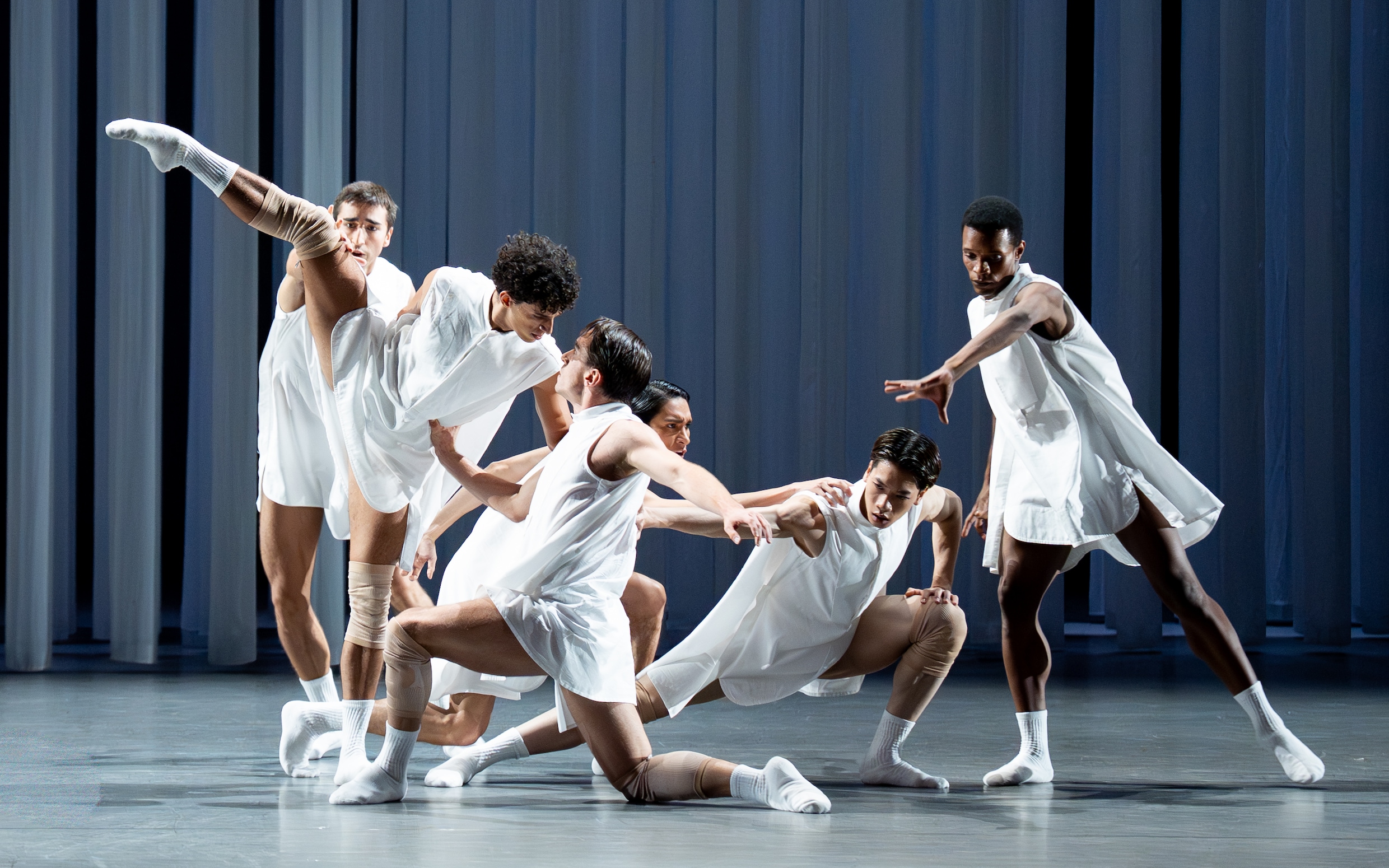 Recensie Nationaal Ballet: levensdrift en oogstrelende wervelingen in ...