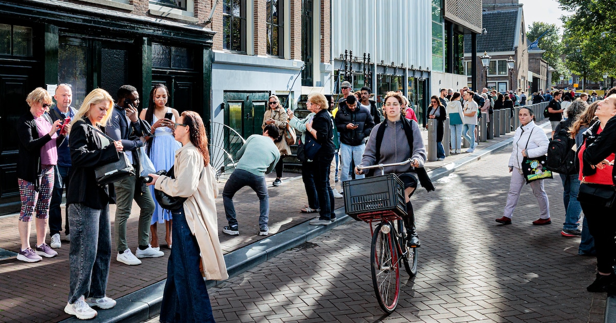 Verkeersregelaars pogen – meestal tevergeefs – orde te scheppen in de ...