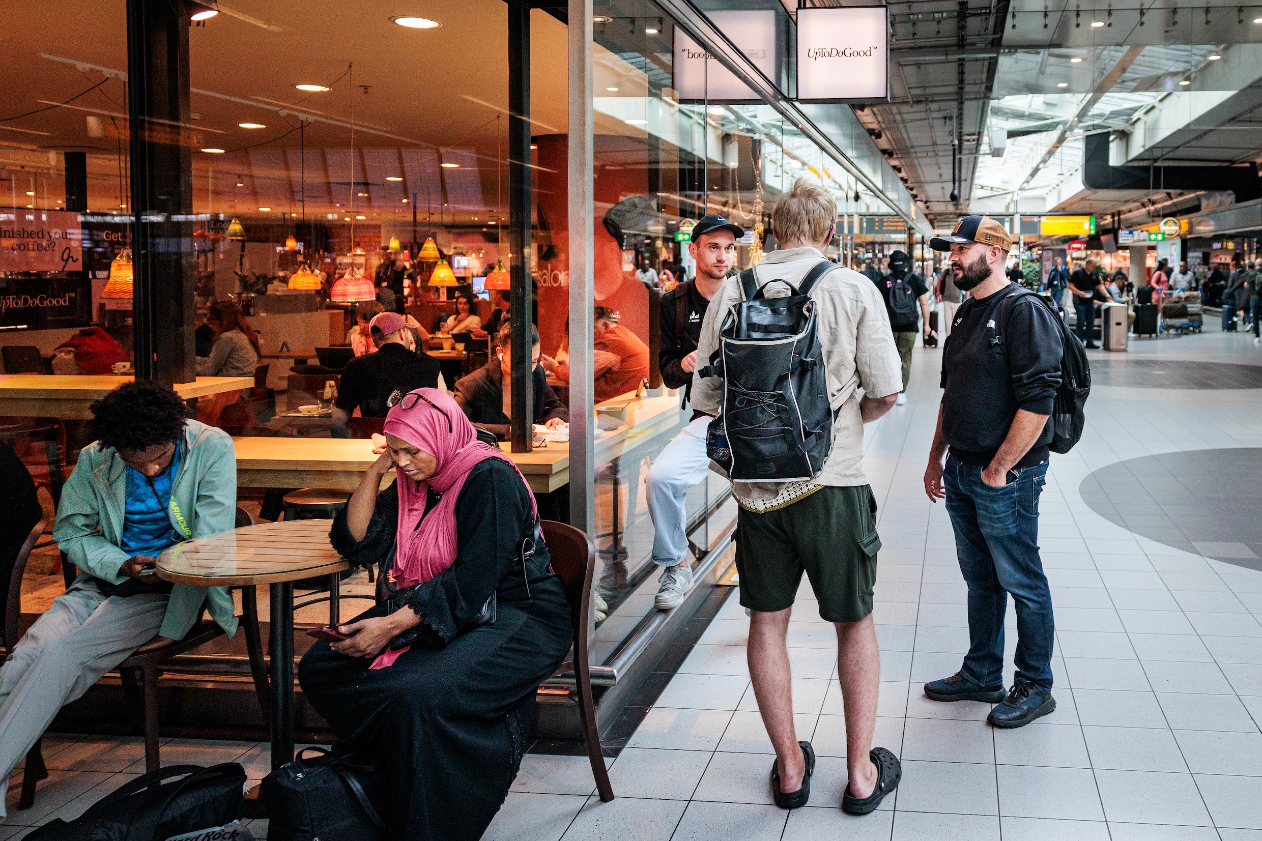 ‘Niet mijn vader bellen!’ – Jasper en Hugo helpen verwarde mensen op ...